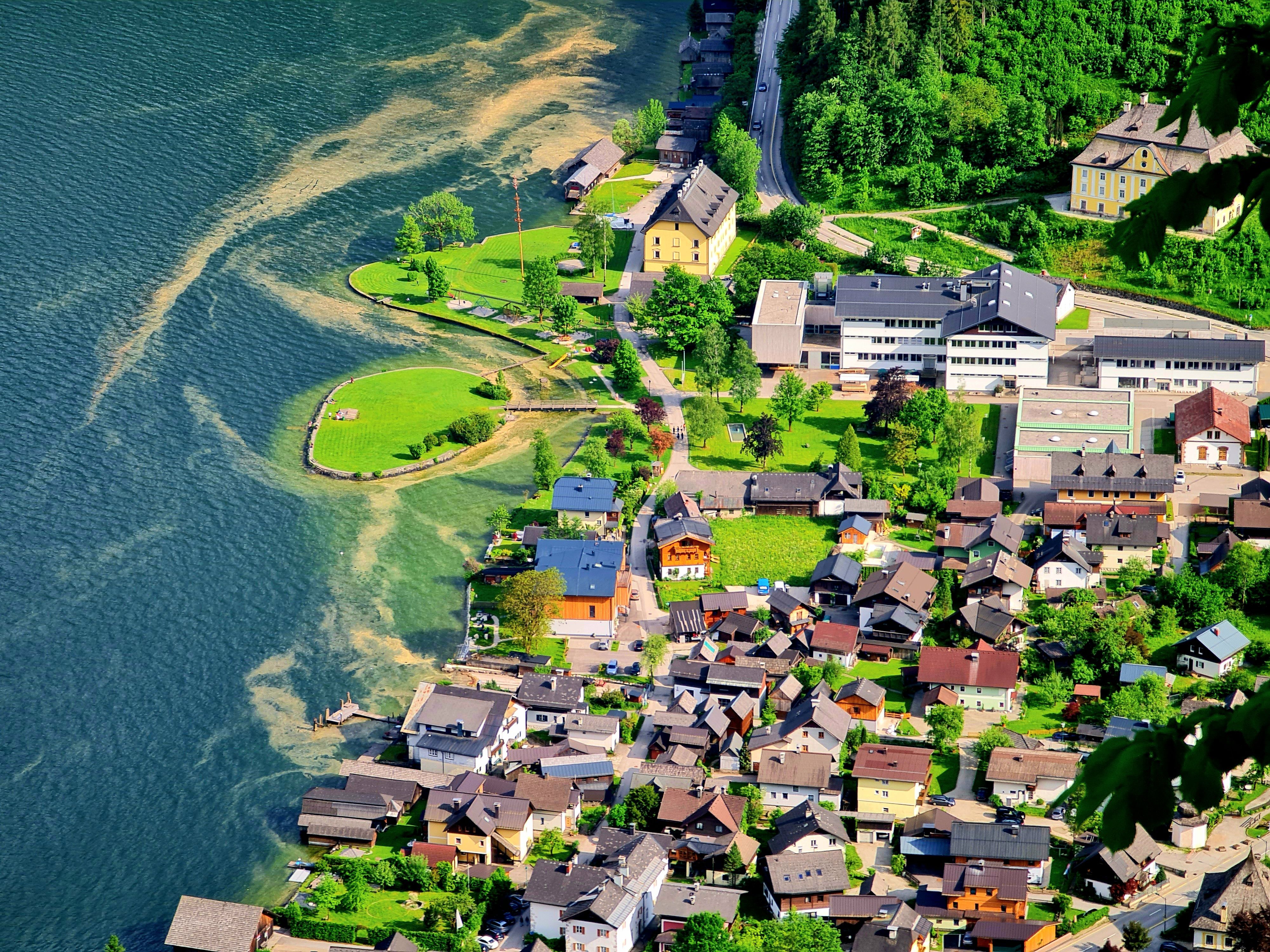 Drone Shot of Houses and Buildings near Body of Water · Free Stock Photo