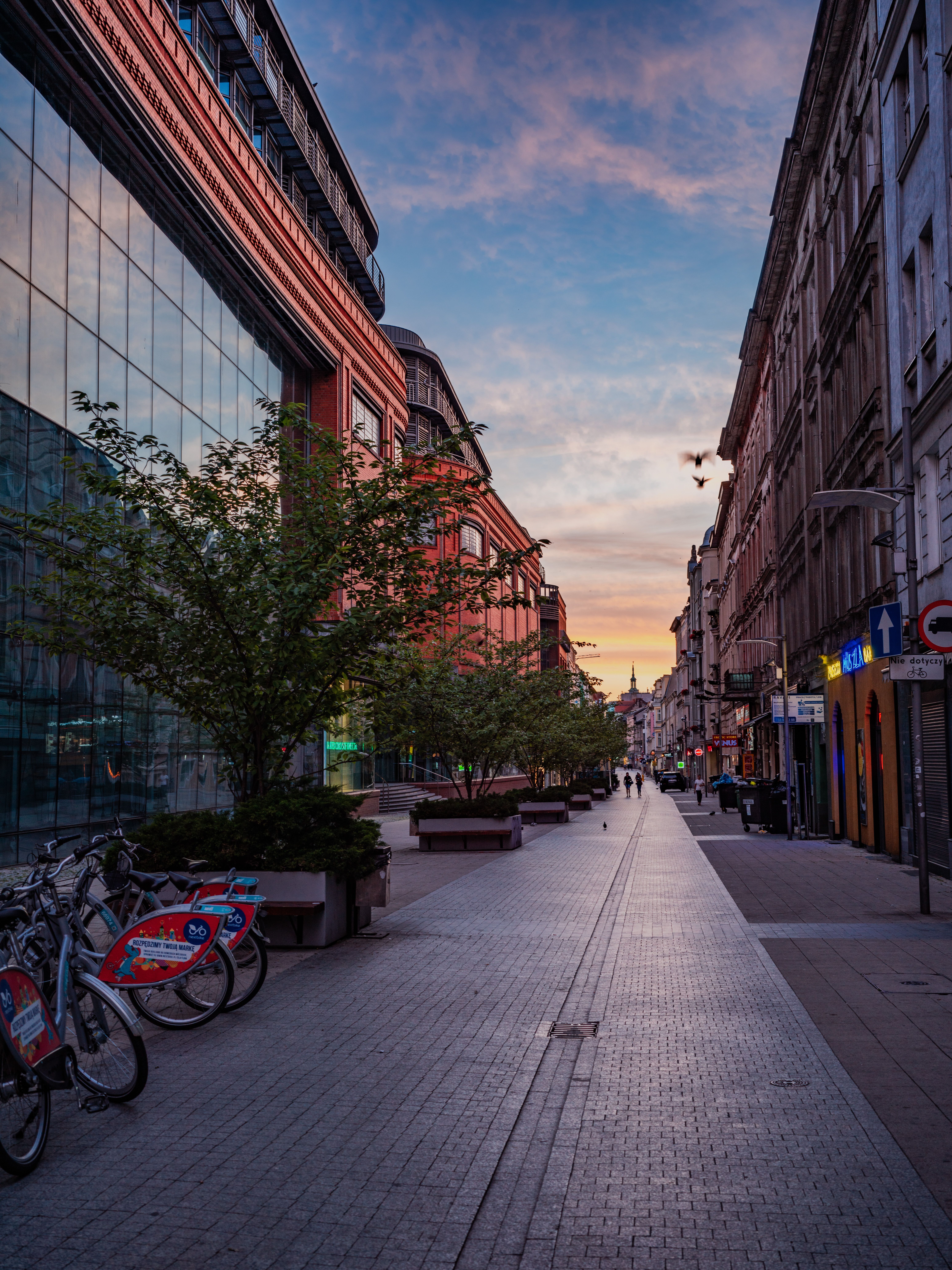 Symmetrical View of a City Street at Sunset · Free Stock Photo