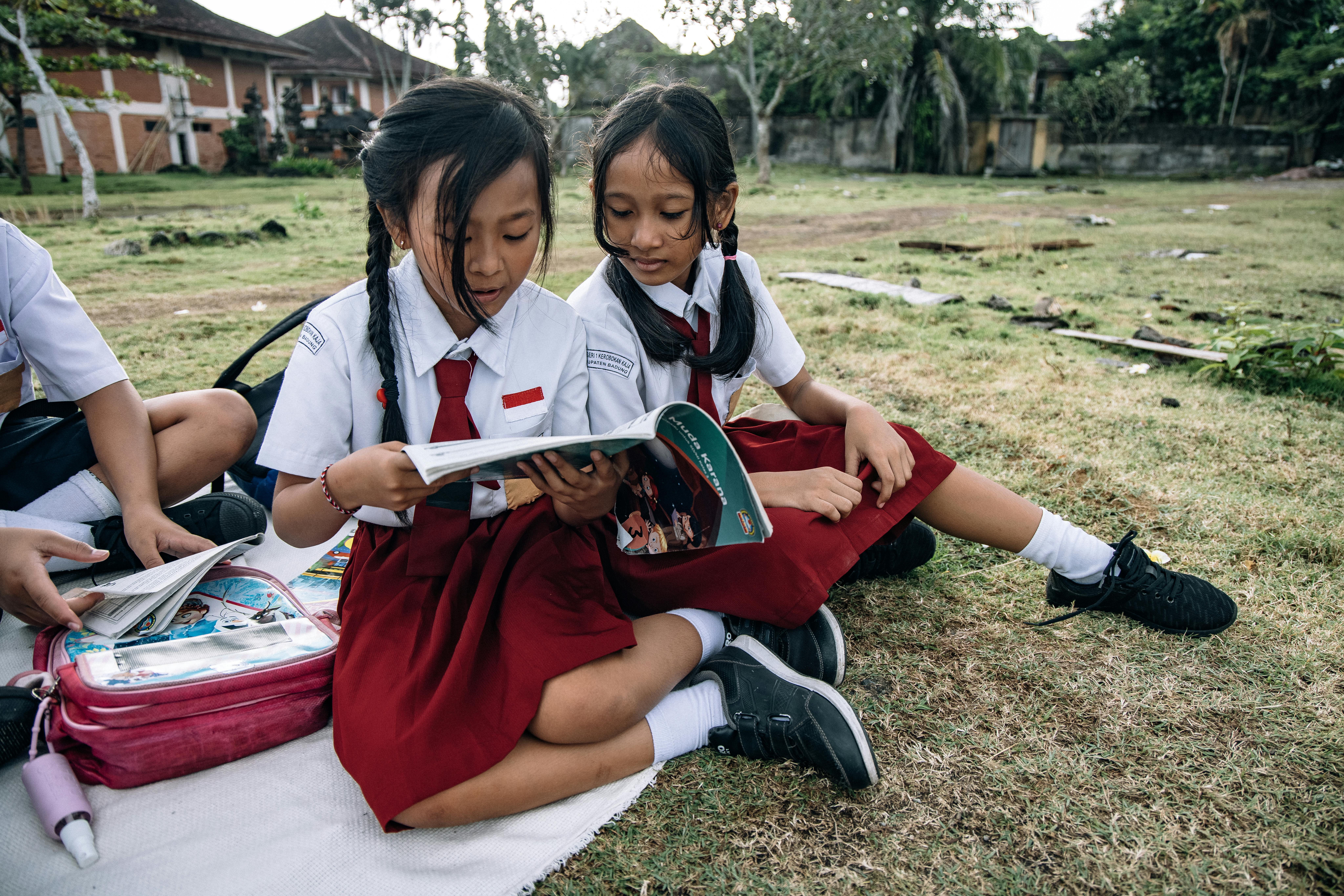 Foto stok gratis tentang alam, anak kecil, bacaan santai, belajar ...