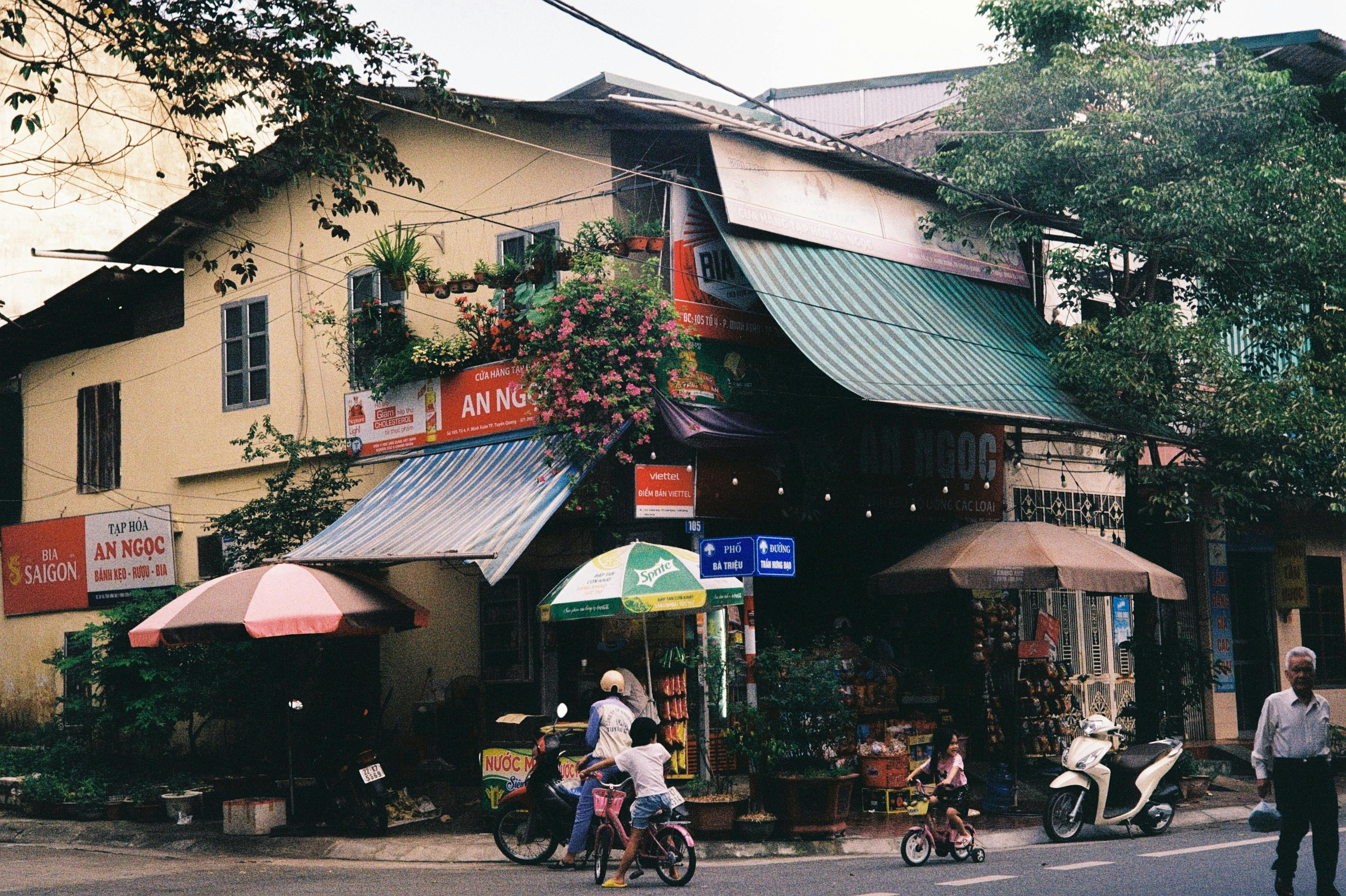Children on Poor Town Street · Free Stock Photo