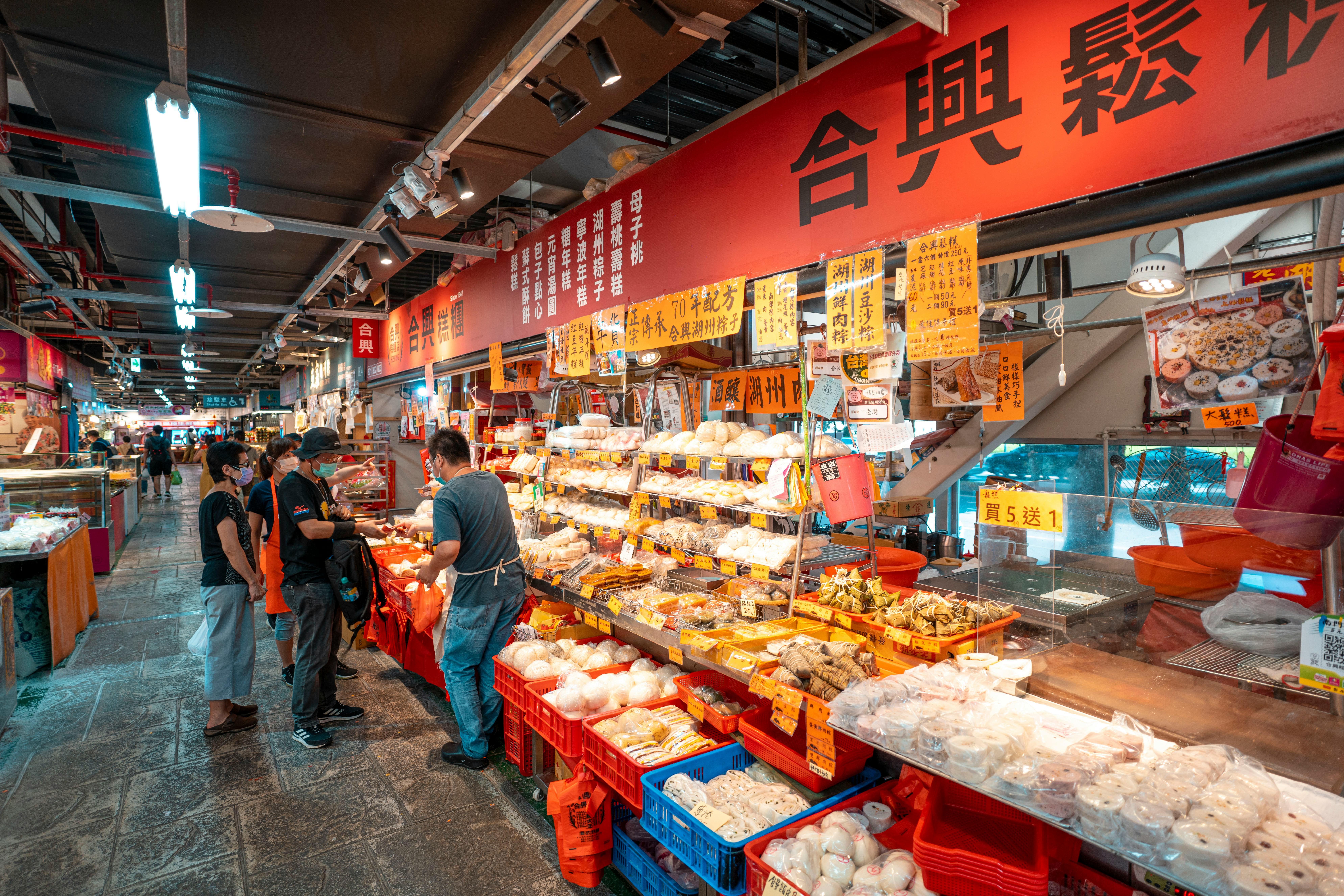 People Shopping in the Market · Free Stock Photo
