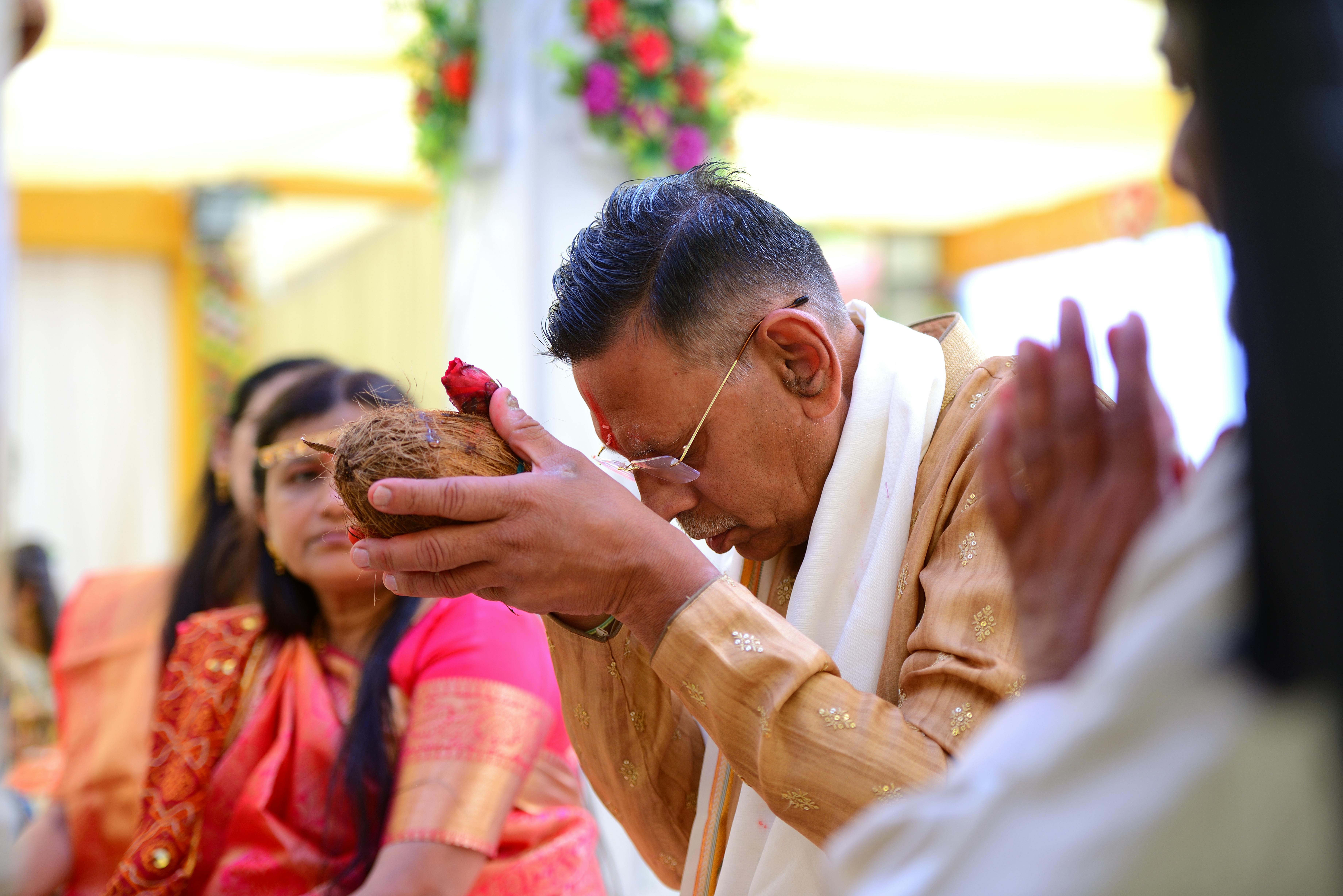 A Bride and Groom Doing the Talambralu Ritual · Free Stock Photo