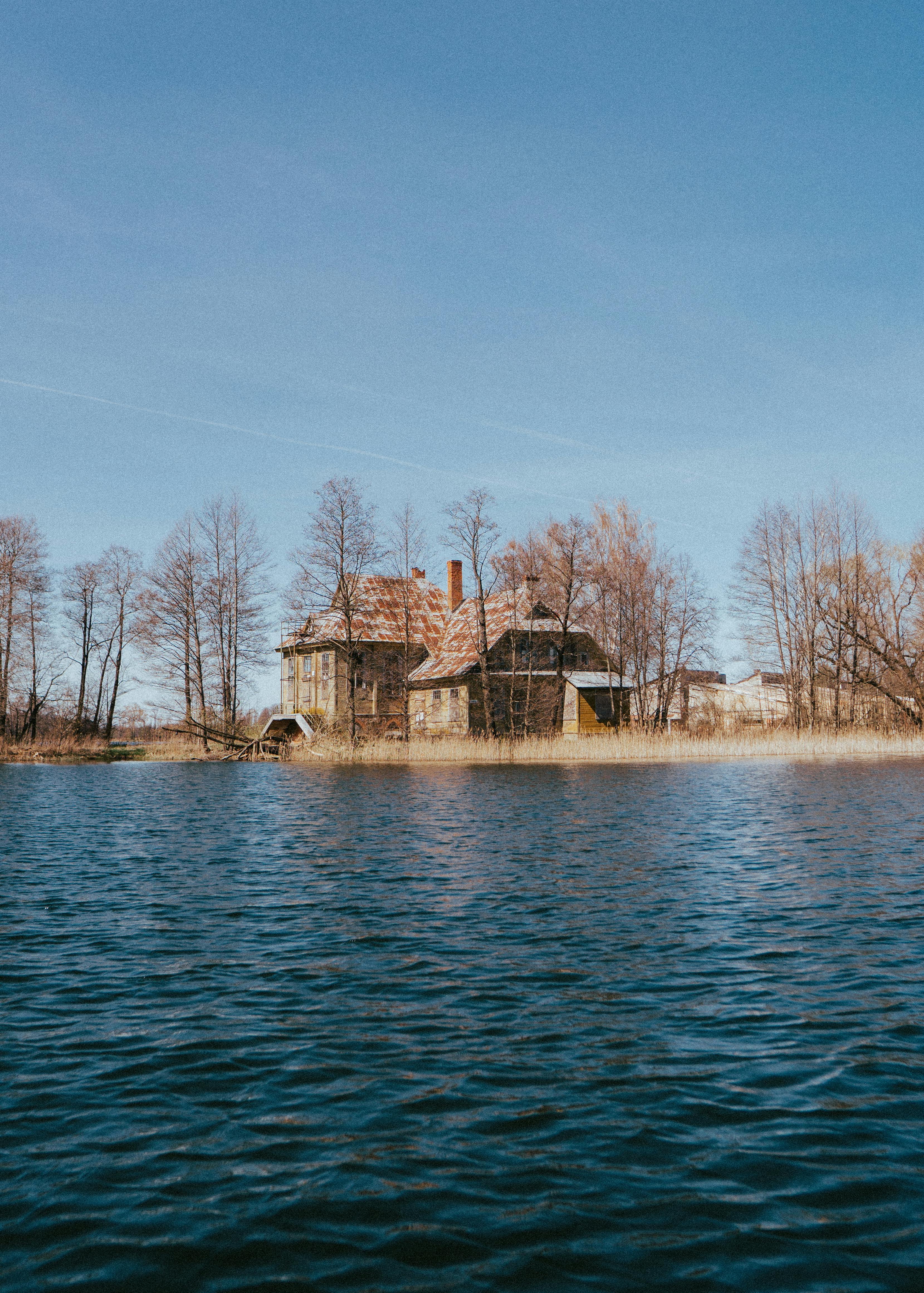 An Abandoned House near the Lake · Free Stock Photo