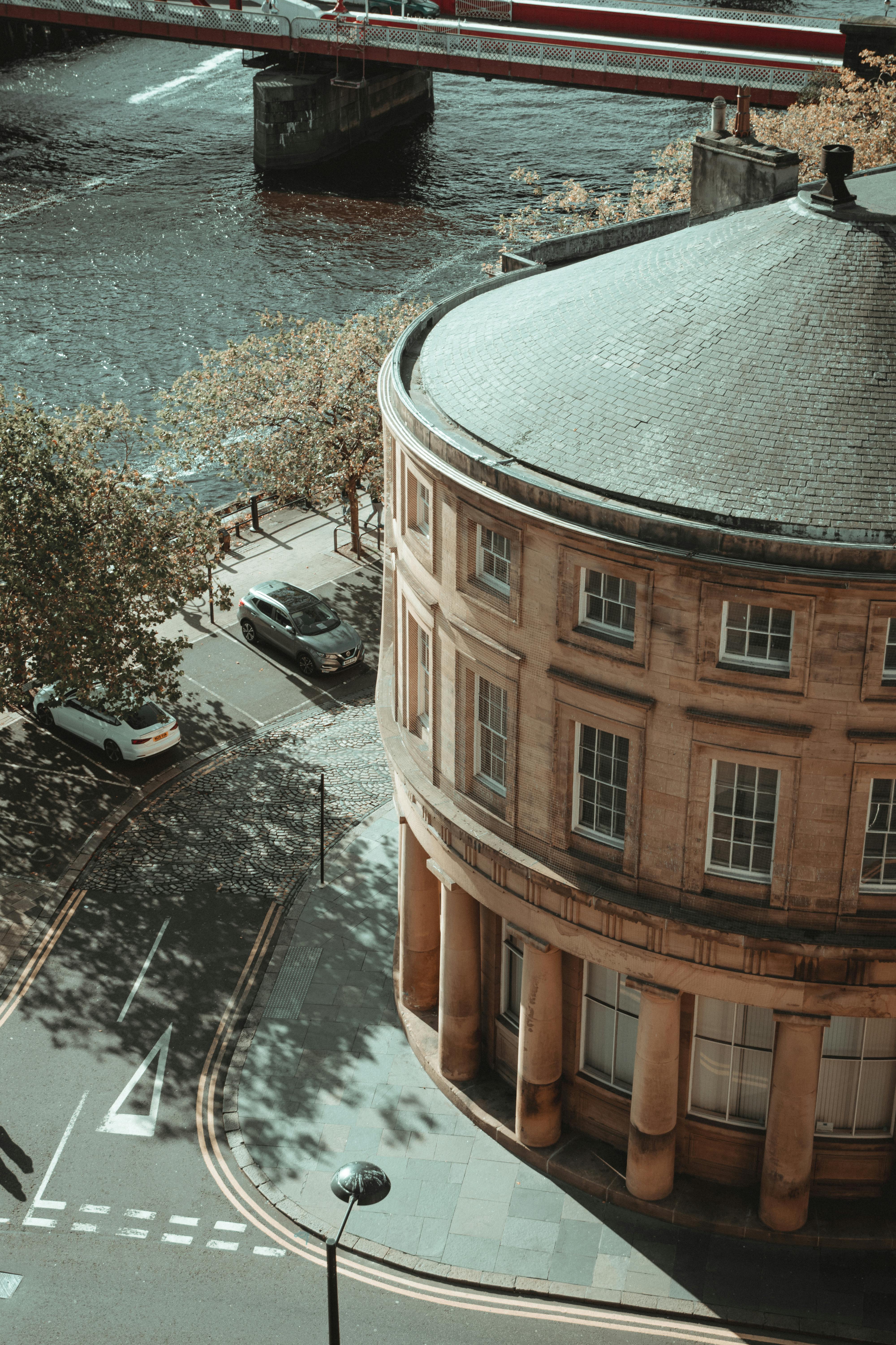 Building near Street and River in Town · Free Stock Photo