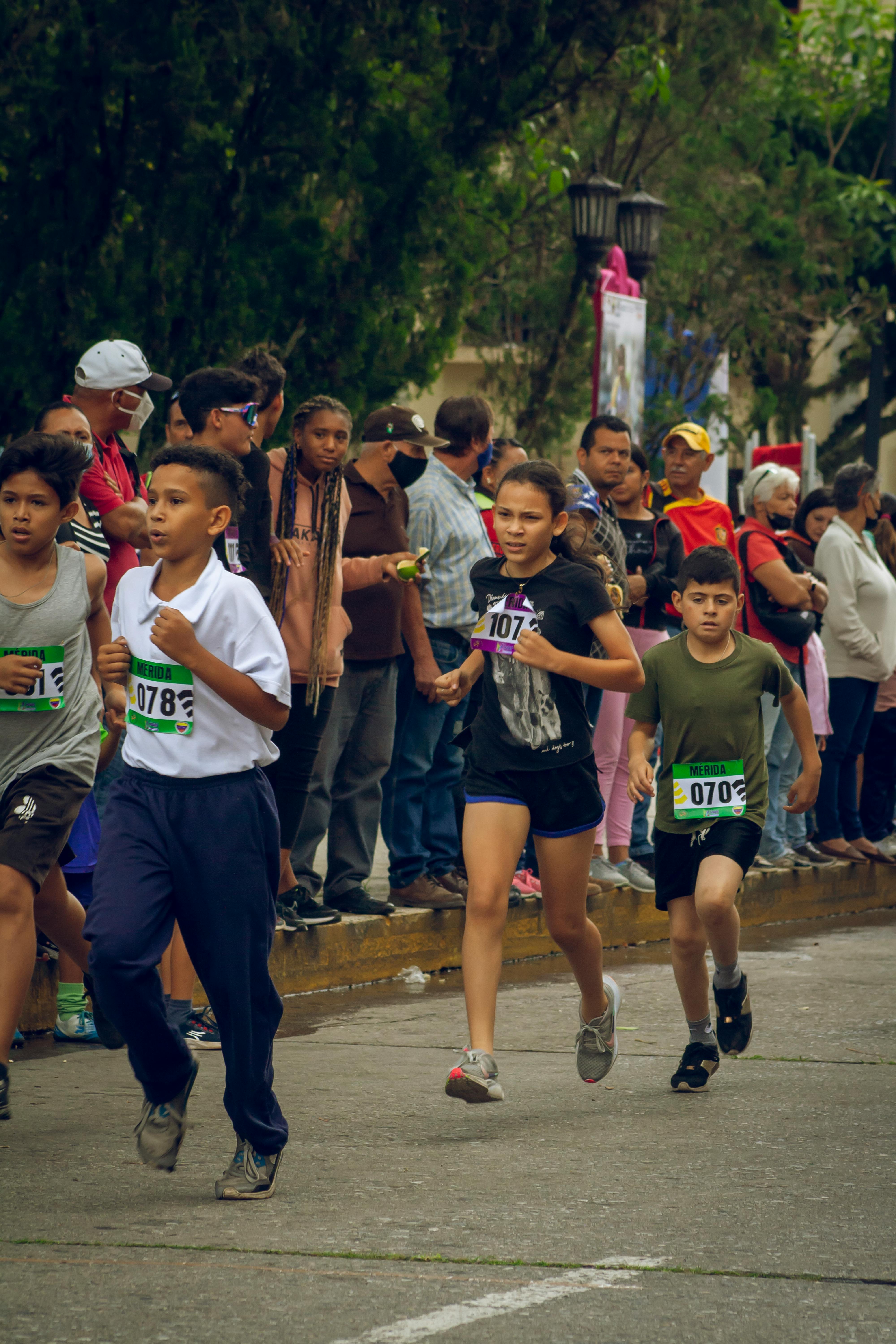 Boys Running to Sea in Competition · Free Stock Photo
