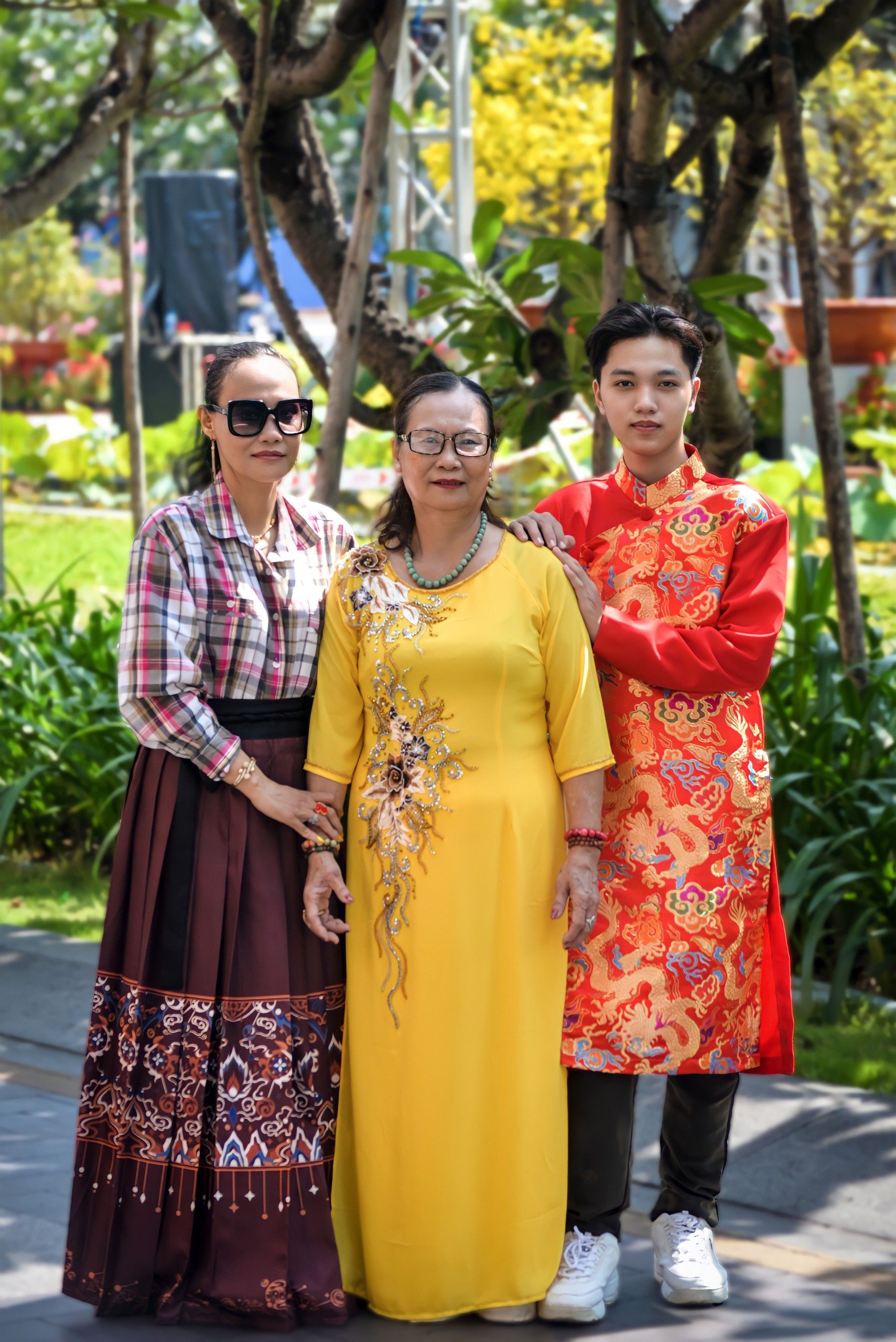 People in Traditional Clothing Sewing on Street · Free Stock Photo