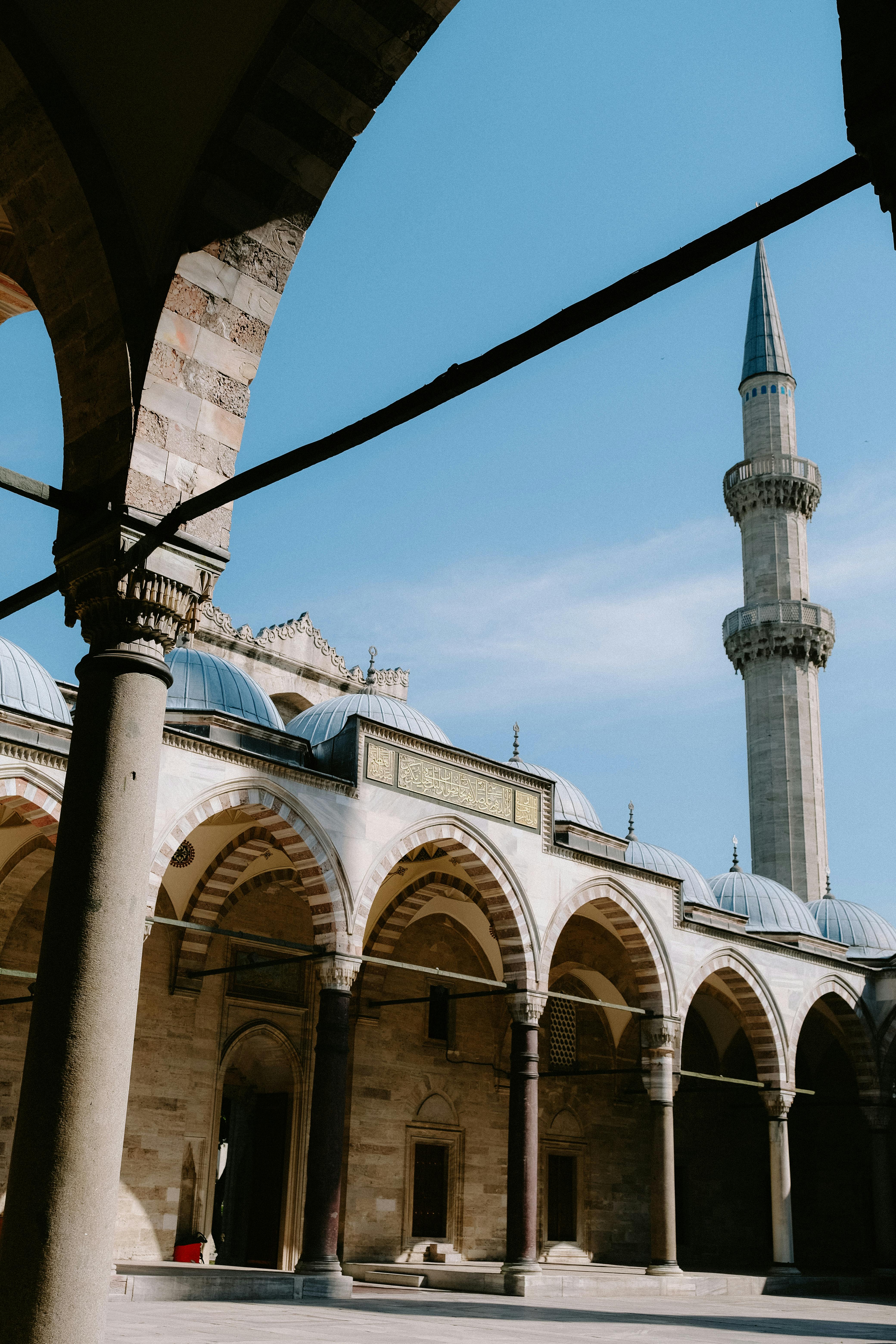 Mosque with Arches and Minaret · Free Stock Photo