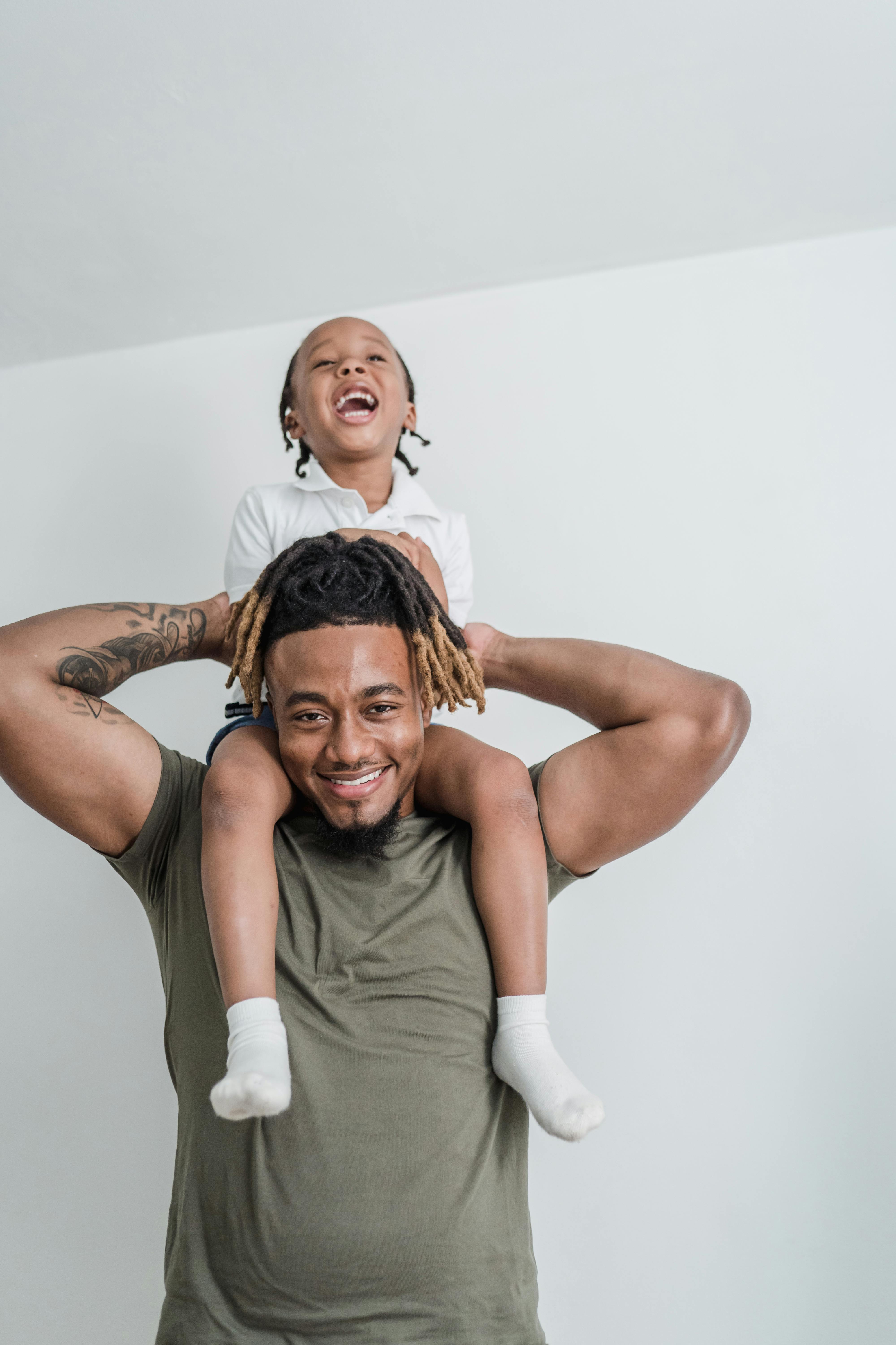 Kid On Shoulders Photos, Download The BEST Free Kid On Shoulders Stock ...