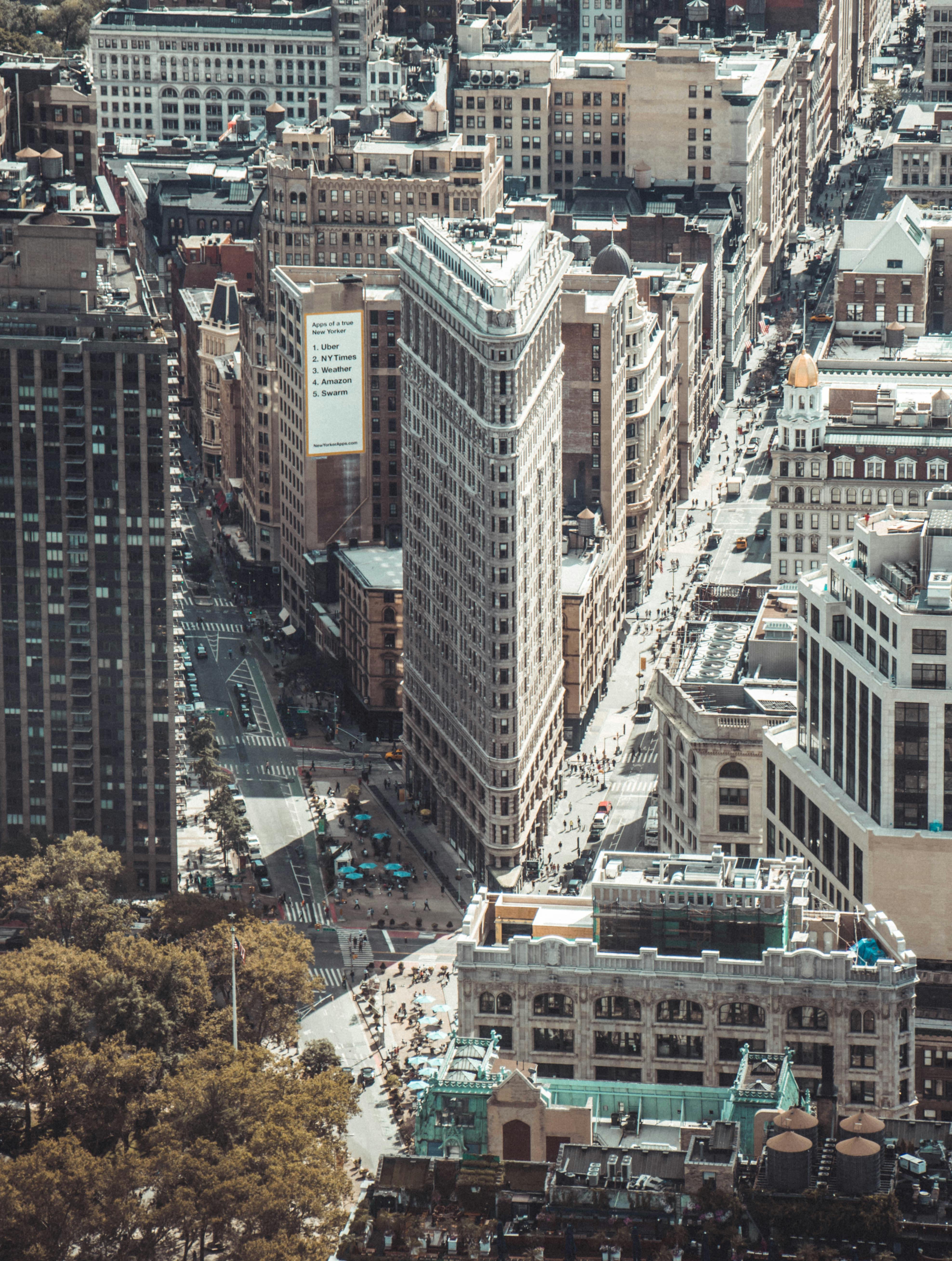 Flatiron Building Between Busy Streets · Free Stock Photo
