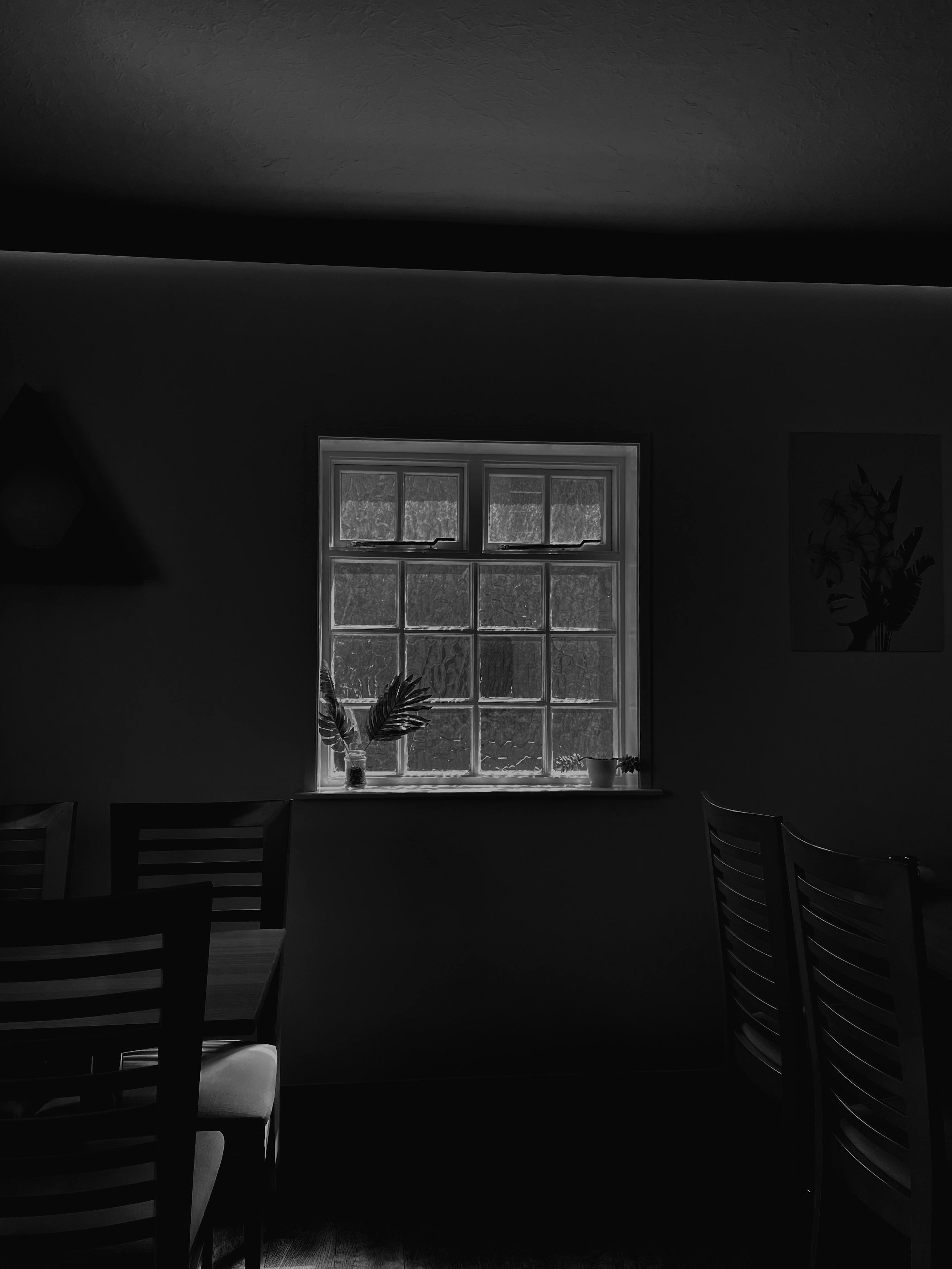 Window in Black and White · Free Stock Photo