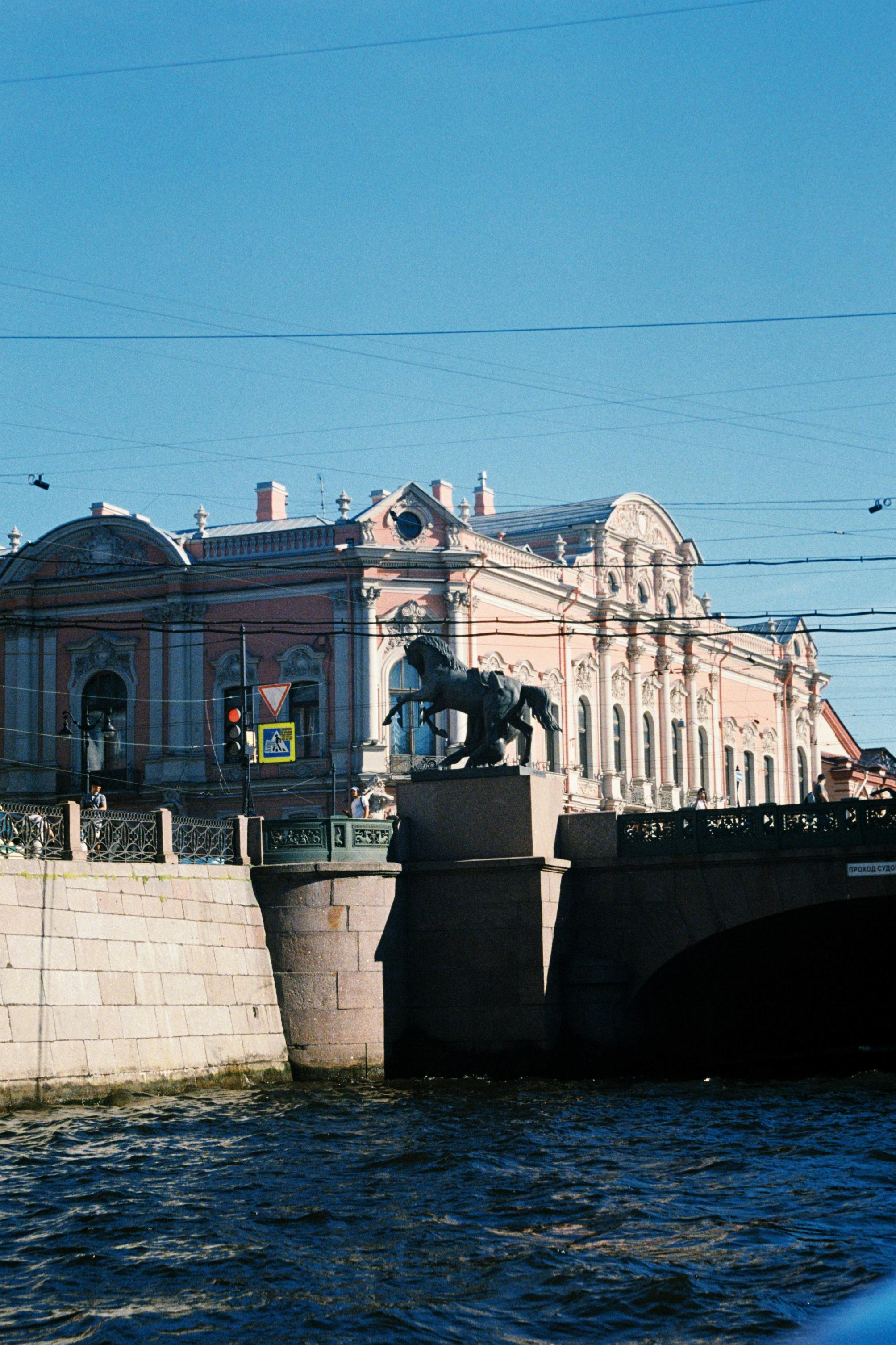 Anichkov Bridge and the Beloselsky-Belozersky Palace in St Petersburg ...