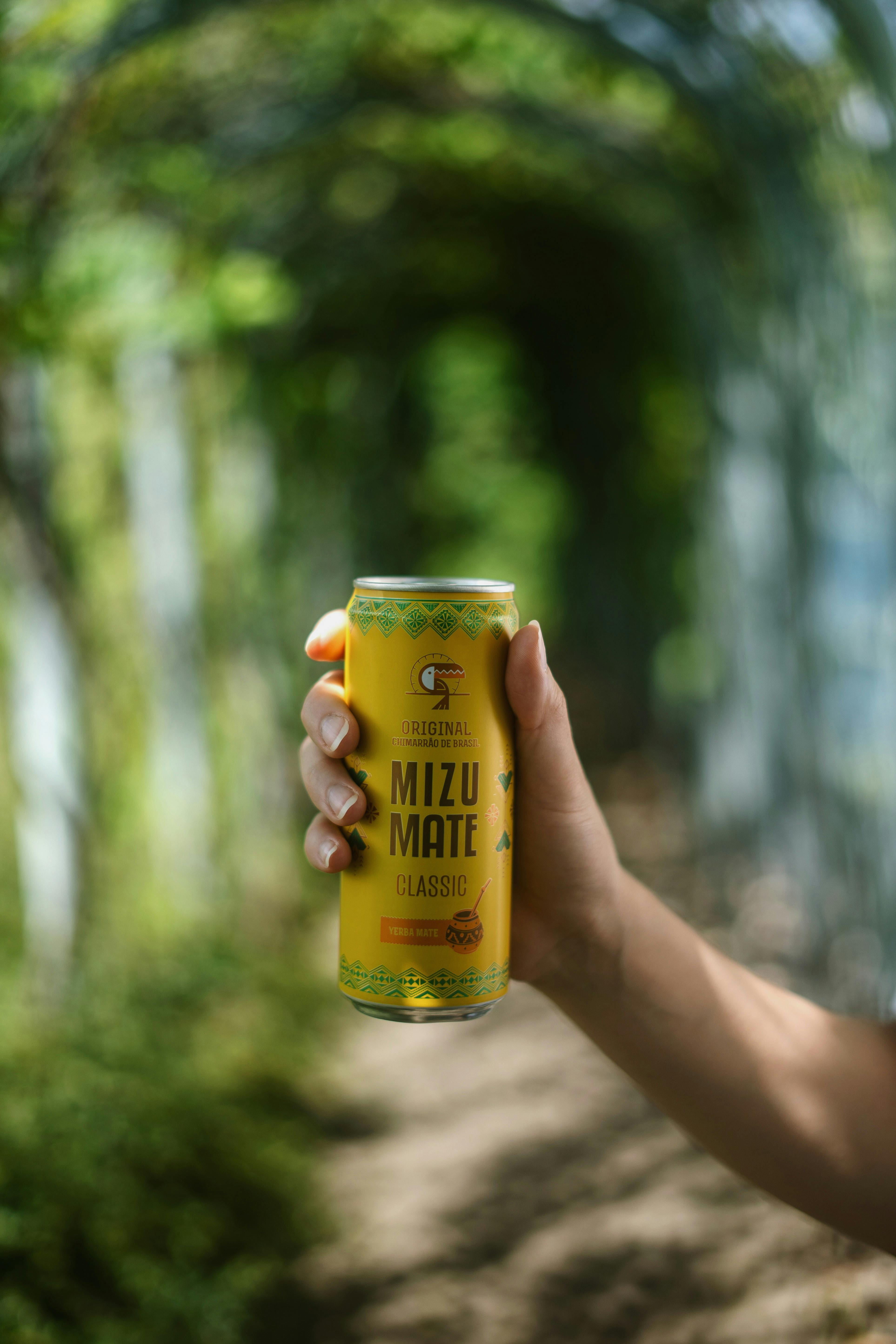 有关vitamizu mizu mate yerba soda, 产品摄影, 喝, 垂直拍摄, 手, 握住, 景深, 碳酸, 罐頭的免费素材图片
