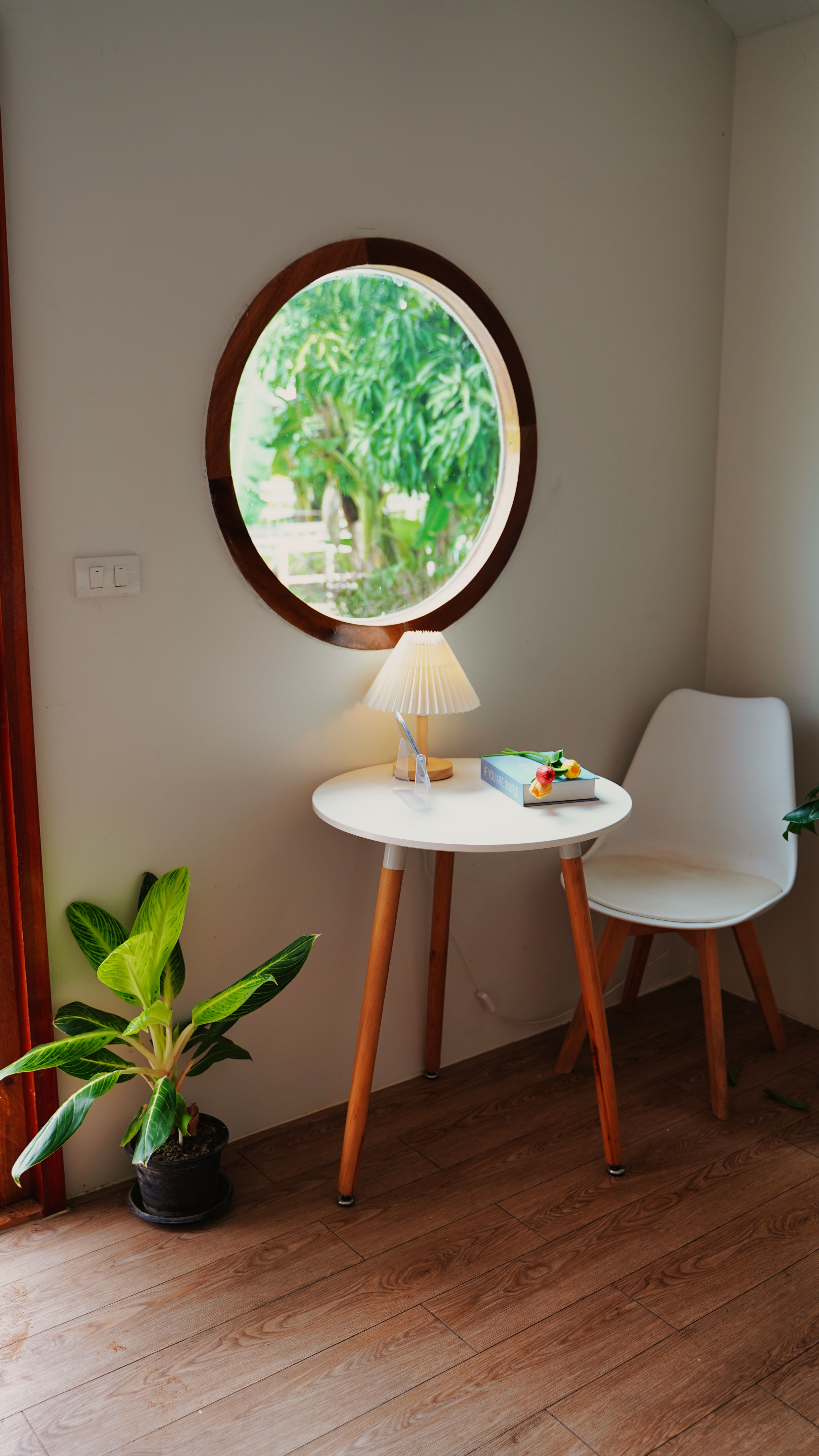 Modern Style Interior with a Circular Window · Free Stock Photo