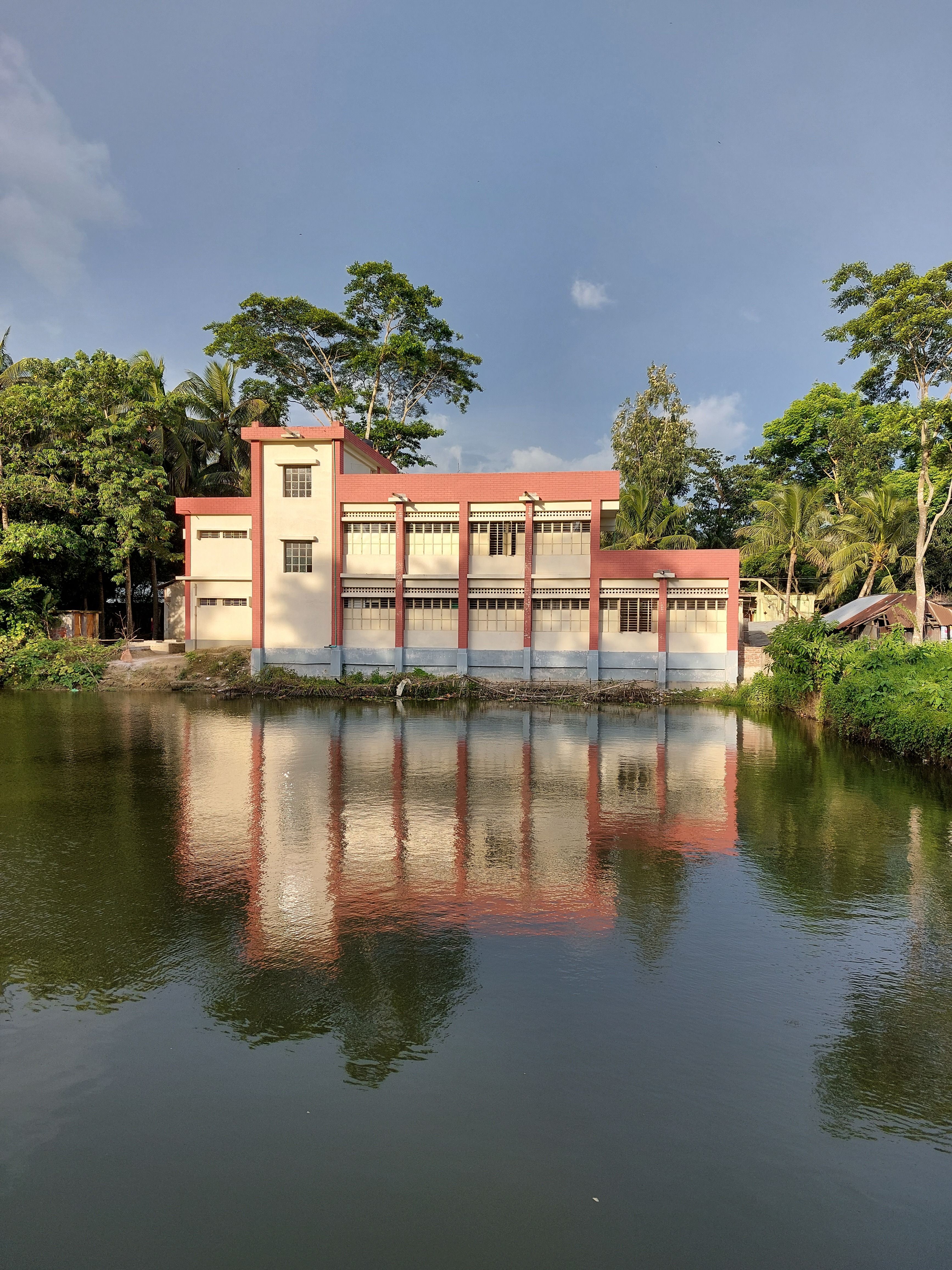 Building on a Lakeside · Free Stock Photo