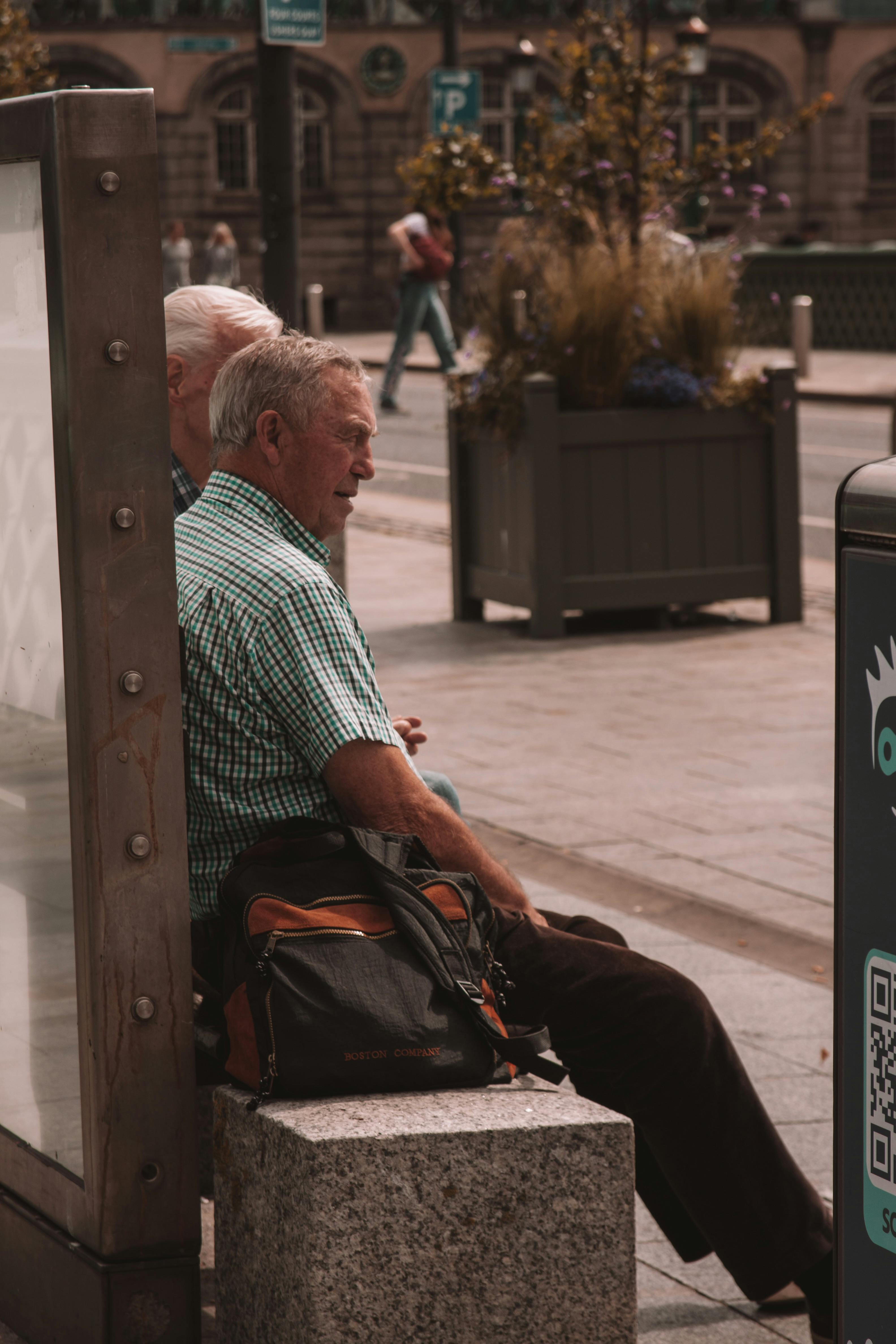 Anciano Acostado En La Cama Tocando El Cuenco Tibetano Junto A Una ...