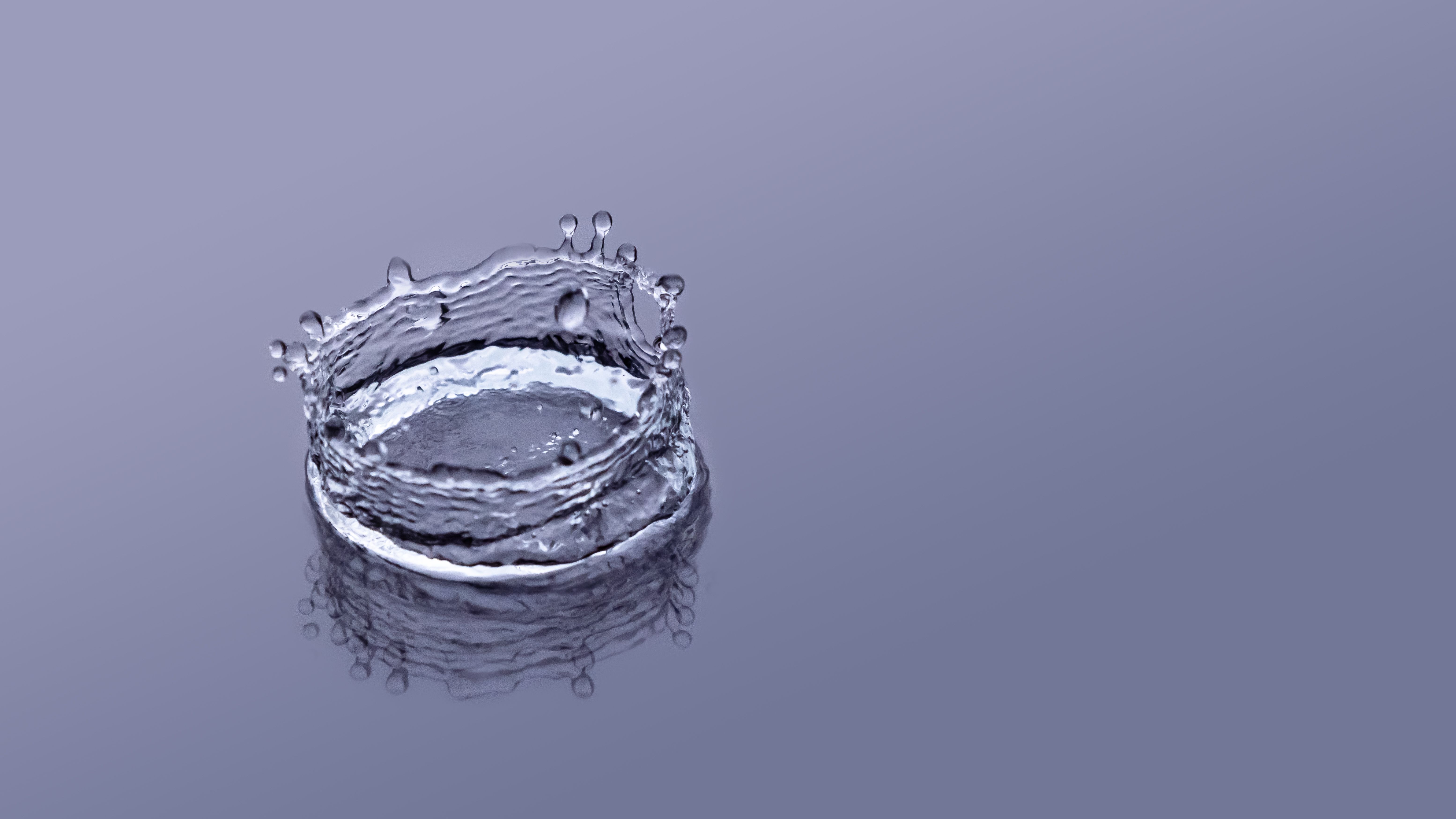 Close-Up Shot of a Waterdrop Splash · Free Stock Photo
