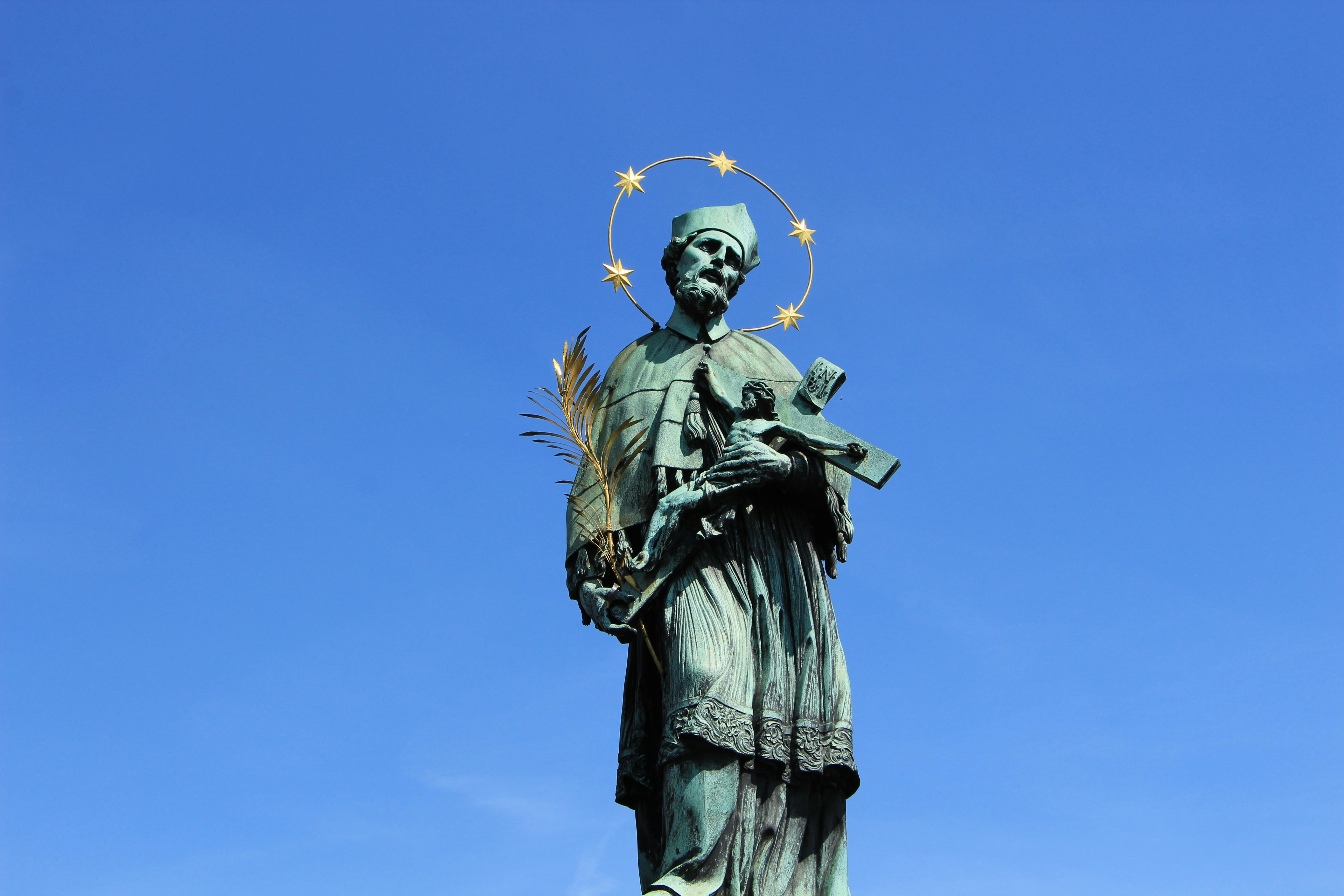 Close Up Shot of Concrete Statue · Free Stock Photo