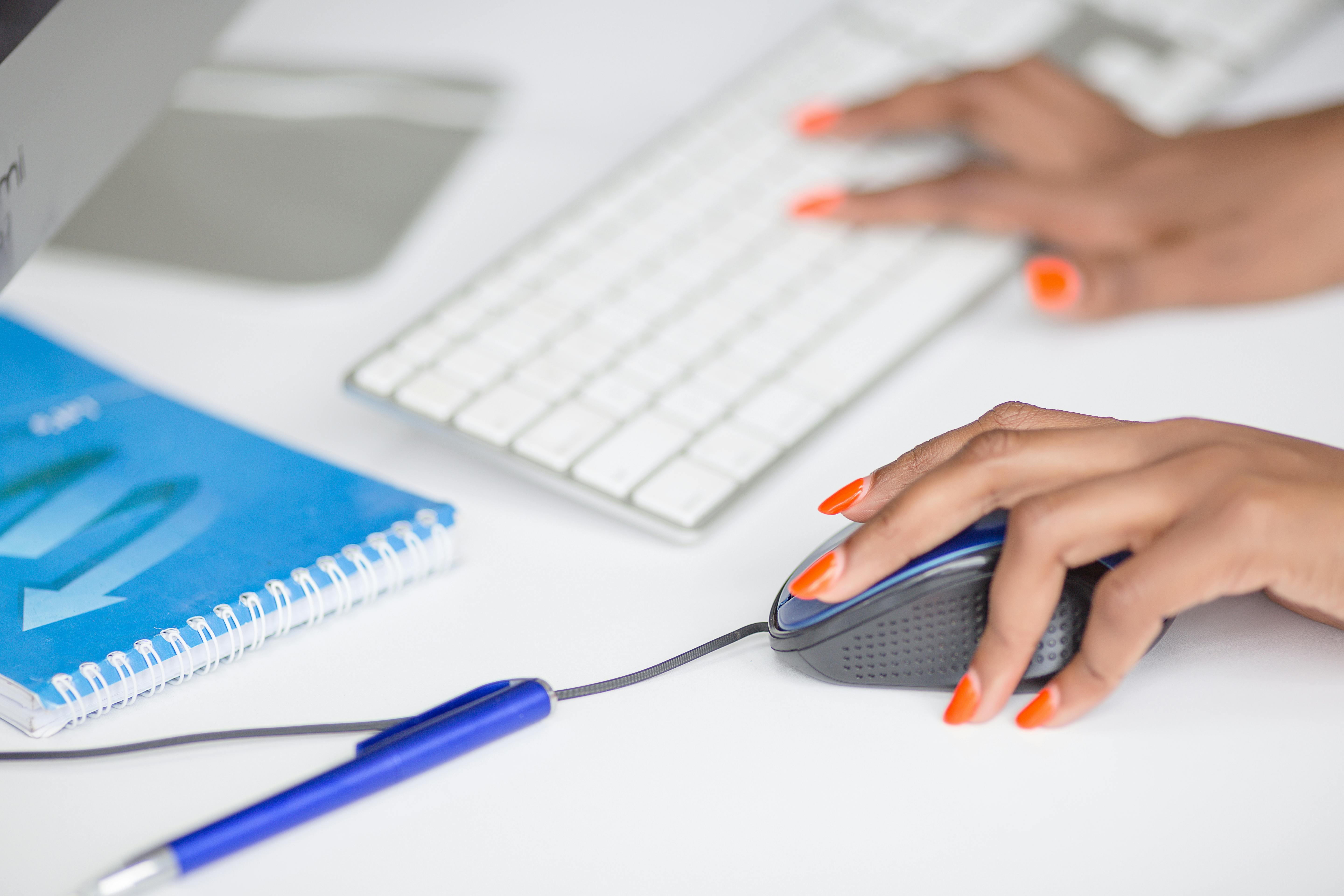 Close-Up Shot of Computer Mouse and Computer Keyboard · Free Stock Photo