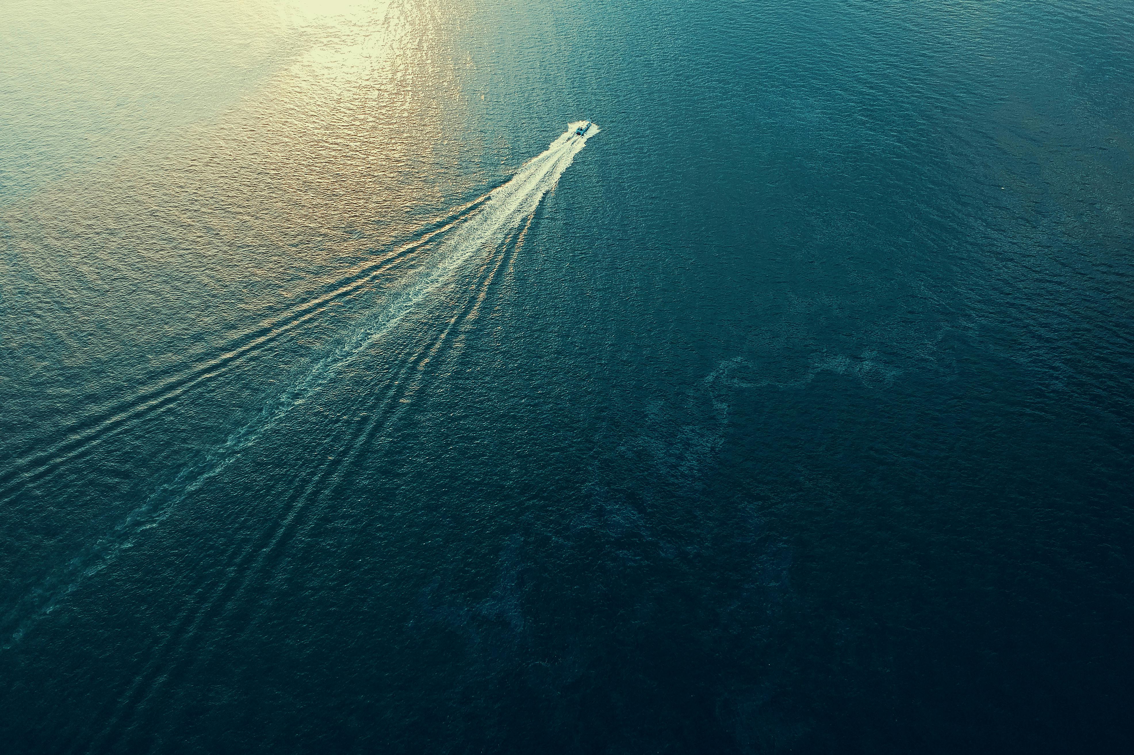 Fotografía Aérea De Barco En Mar En Calma · Foto de stock gratuita