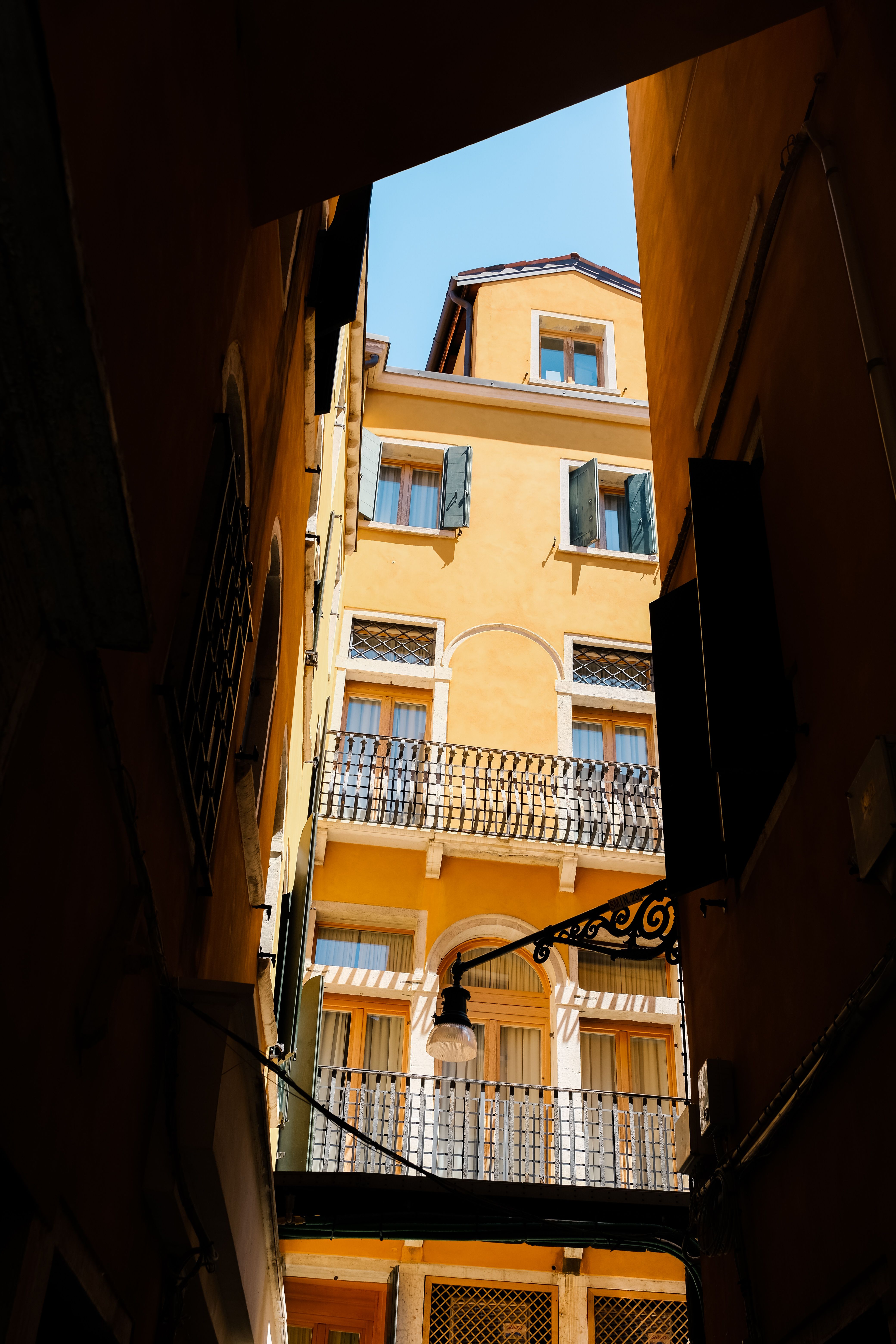A Building in a Town · Free Stock Photo