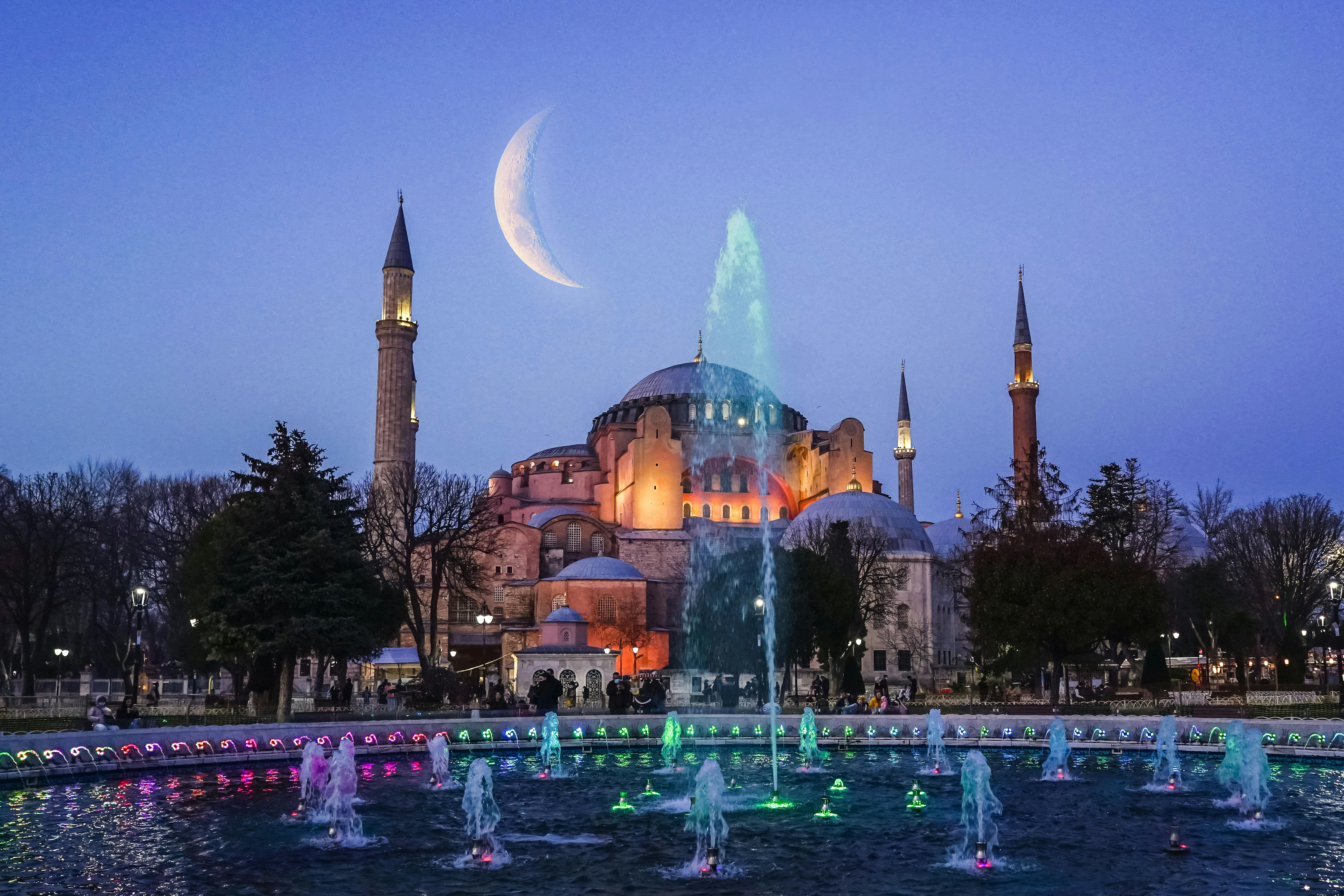 Crescent Moon above Hagia Sophia in Istanbul, Turkey · Free Stock Photo