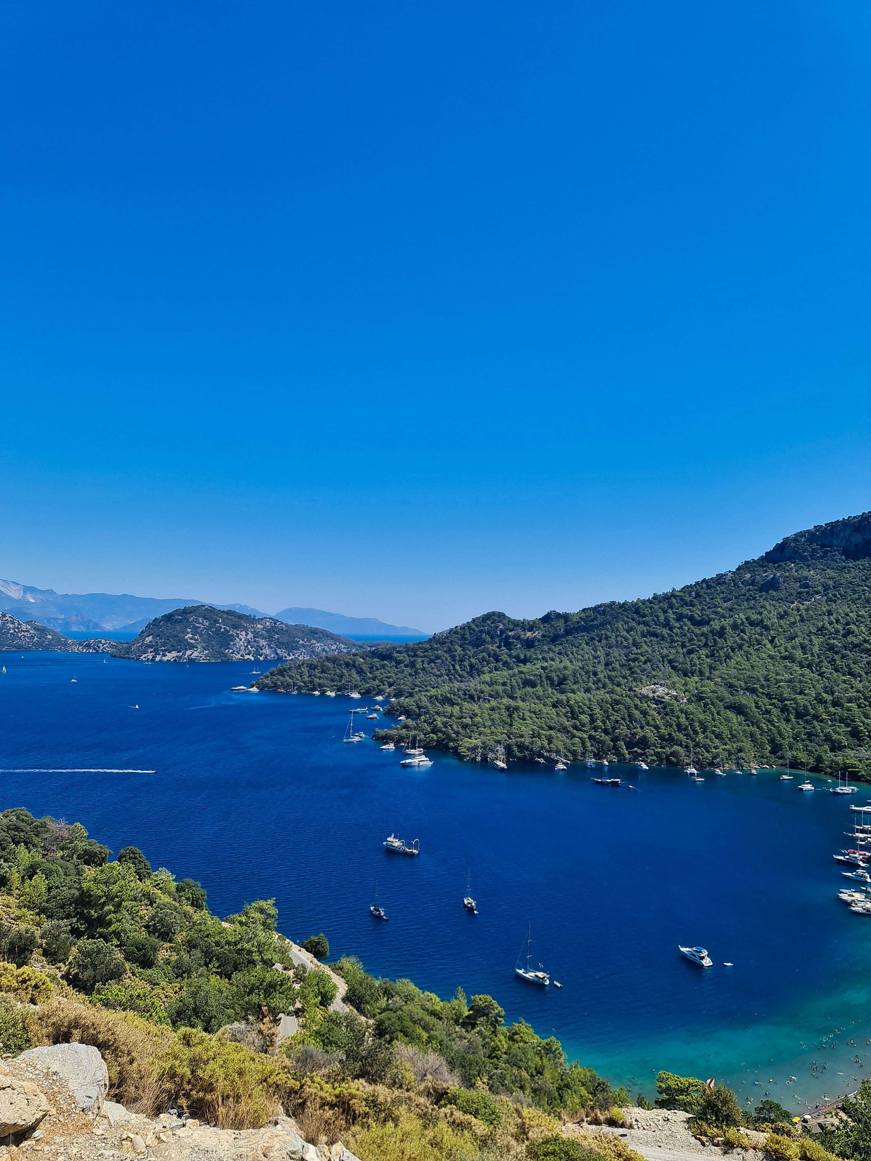 Blue Ocean near Mountains · Free Stock Photo