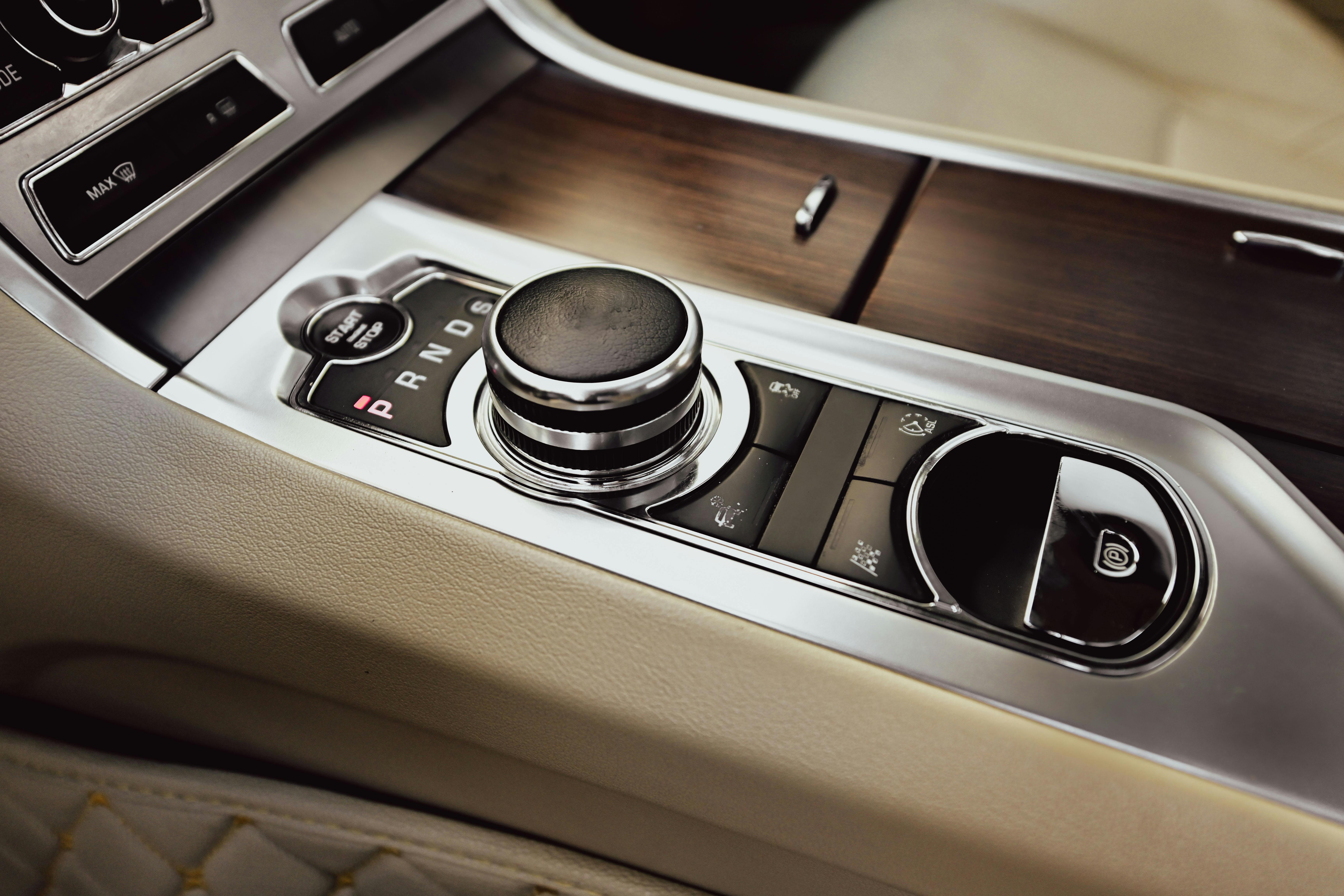 Smooth transmission "Range Rover" · Free Stock Photo