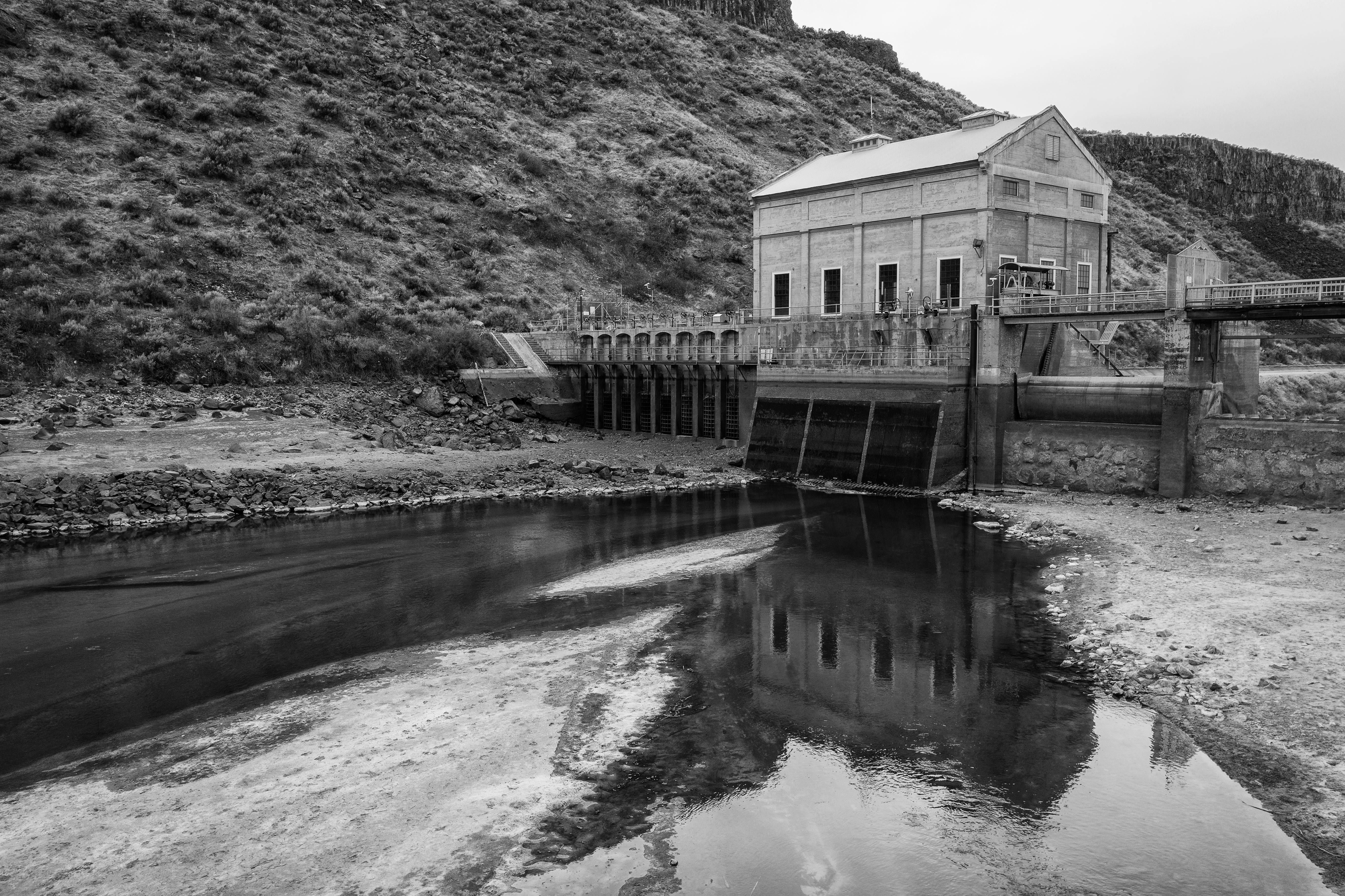 Grayscale Photo of a Hydroelectric Dam · Free Stock Photo