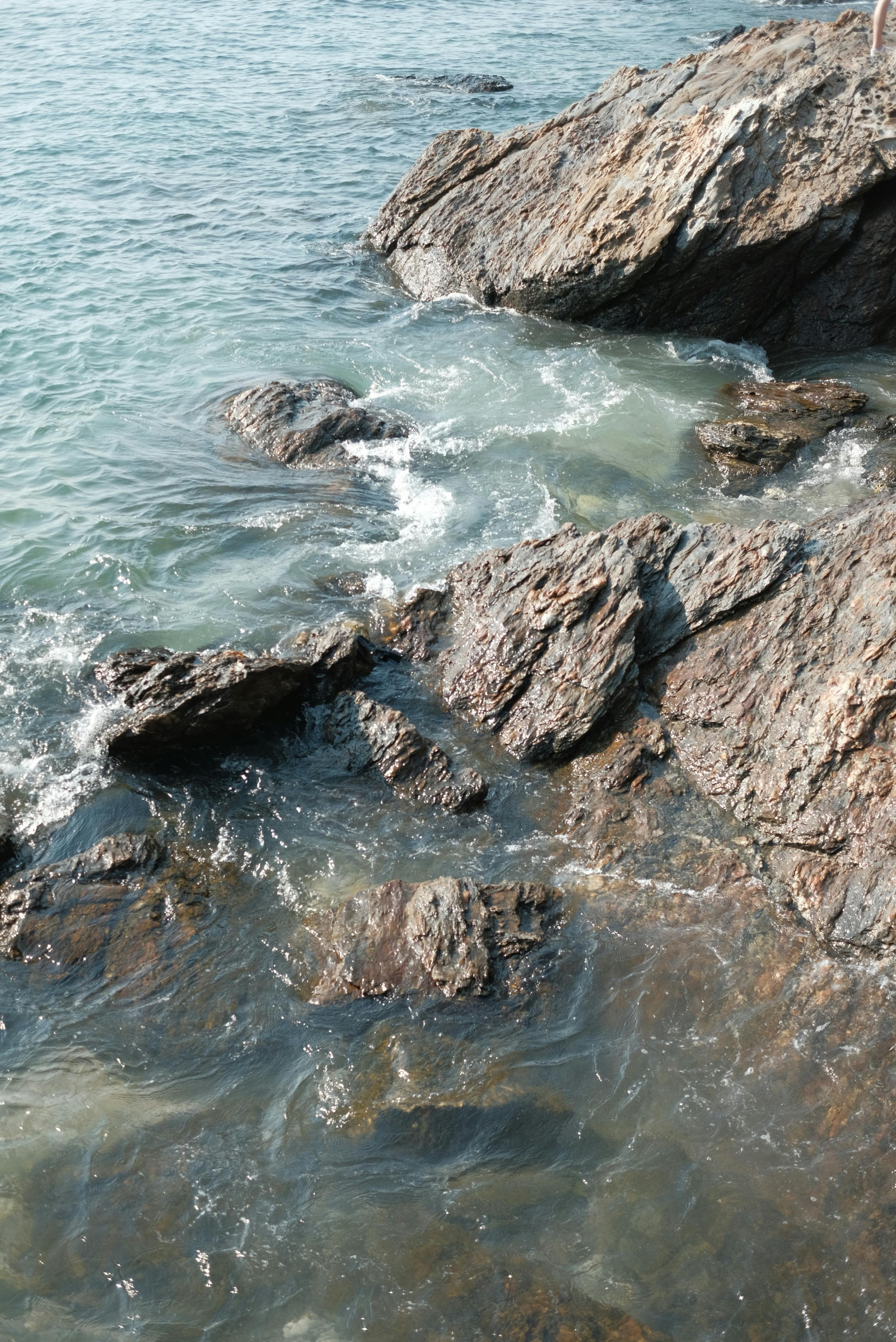 Brown Rocks on Water · Free Stock Photo