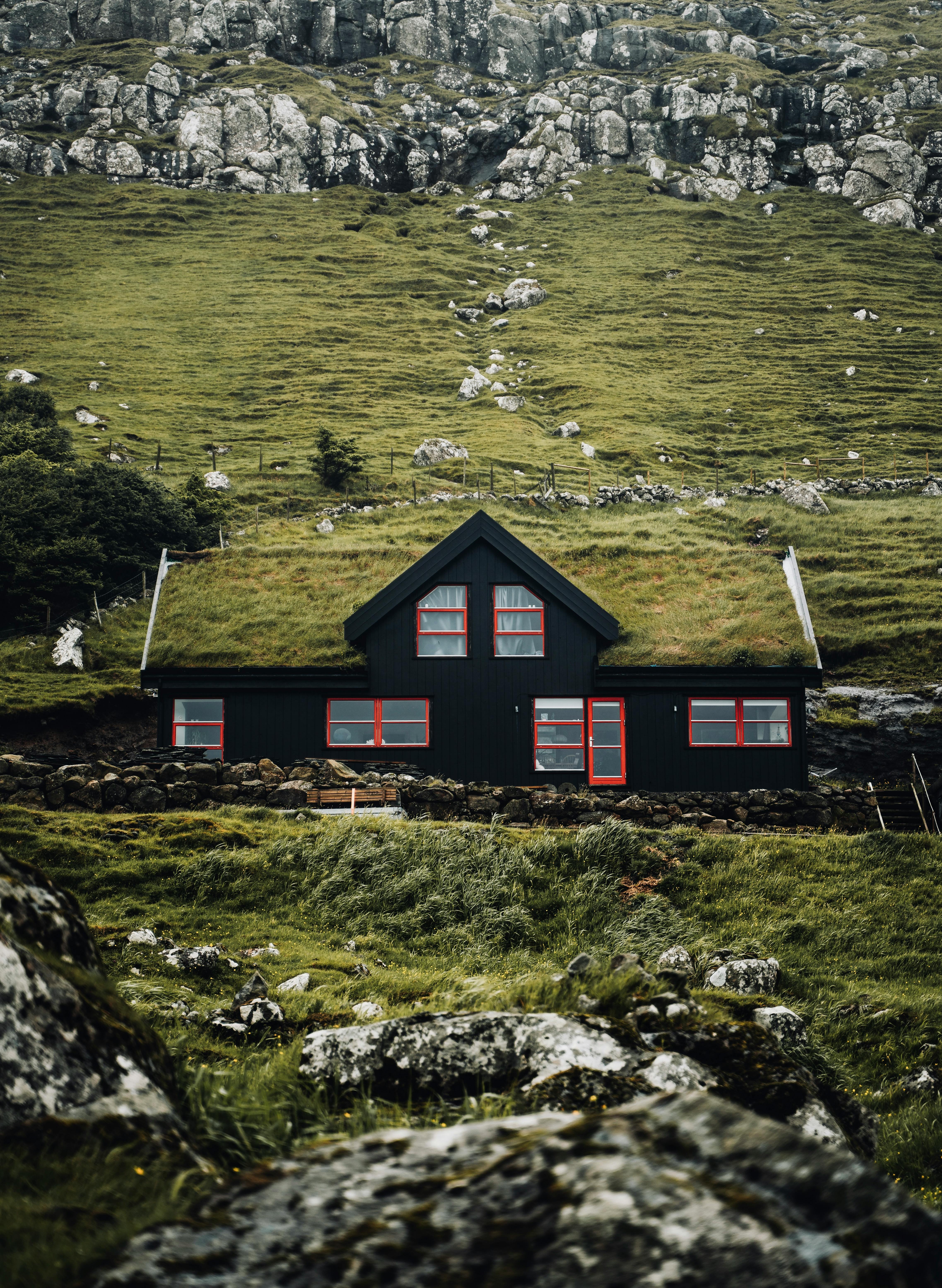Traditional Timber House on Steep Slope in Mountains · Free Stock Photo