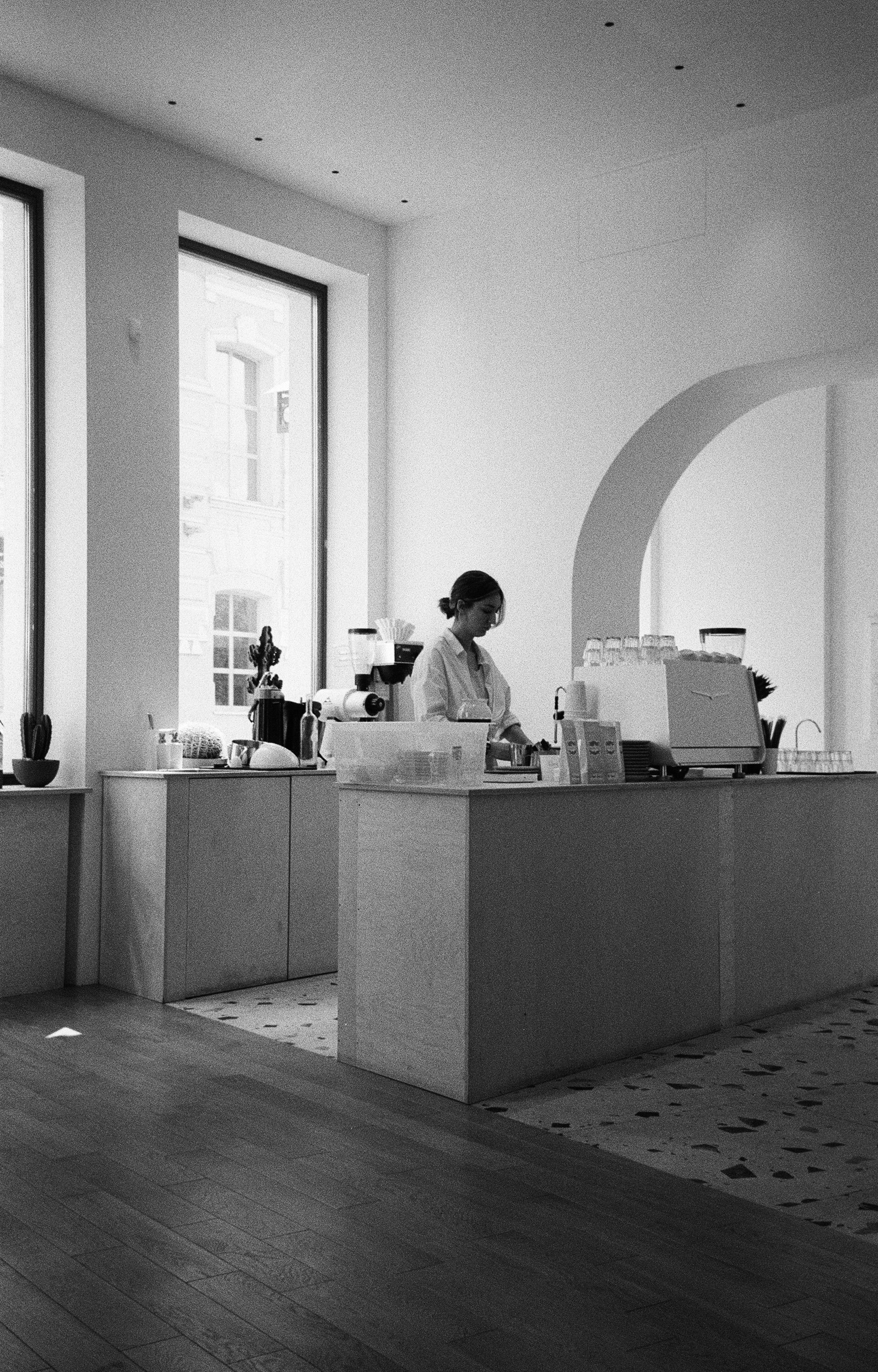 A Grayscale of a Barista Working in a Café · Free Stock Photo