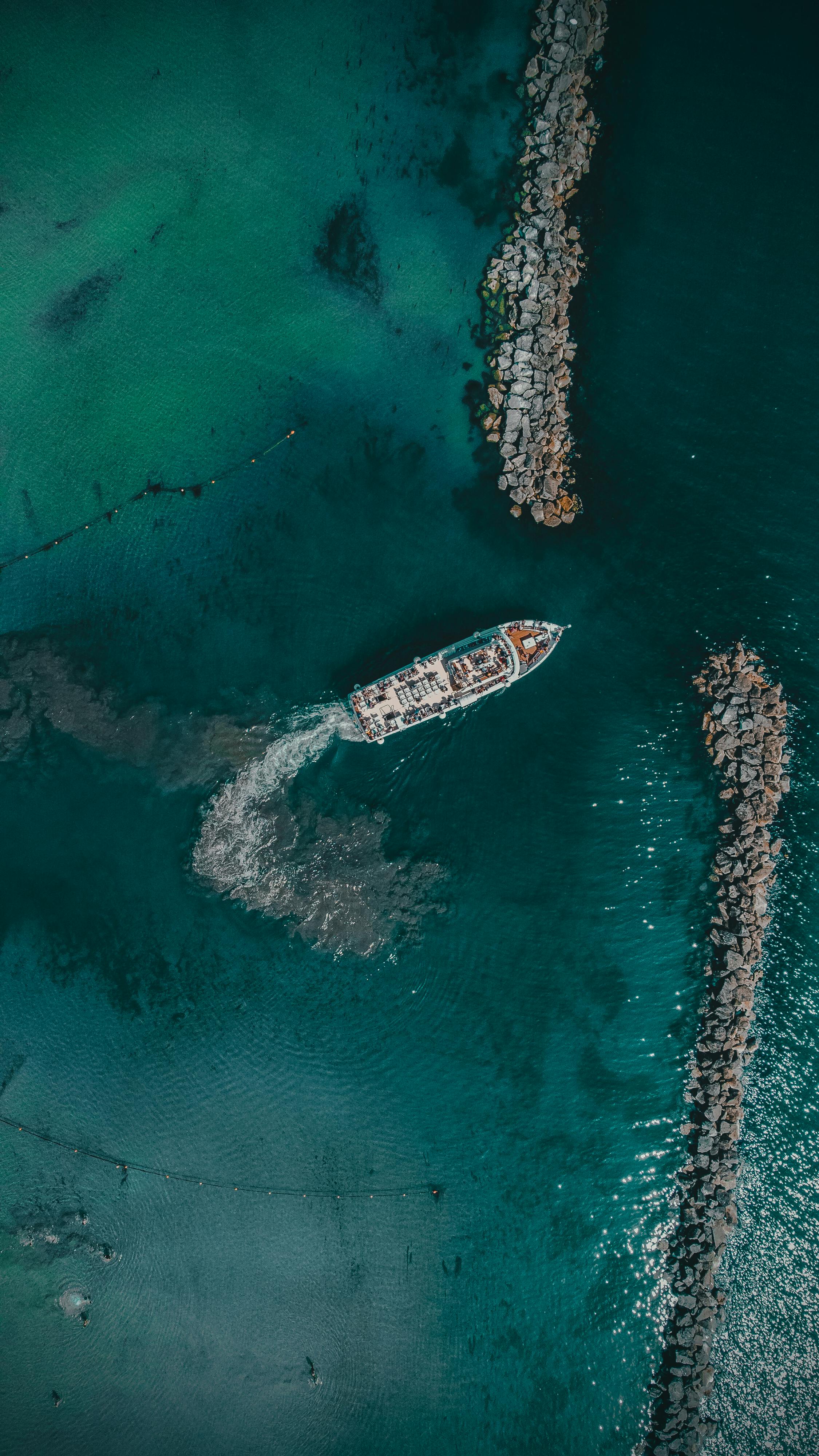 Boat between Two Breakwaters · Free Stock Photo