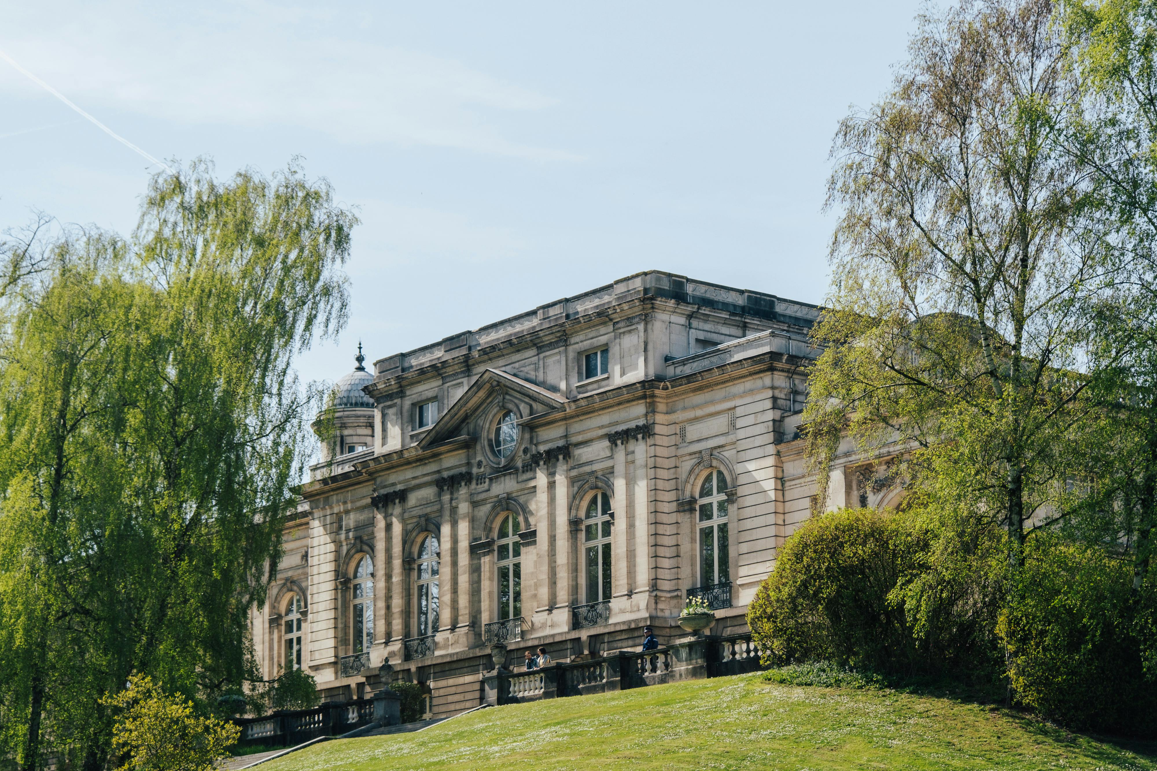 Lawn and Steps in front of a Mansion · Free Stock Photo
