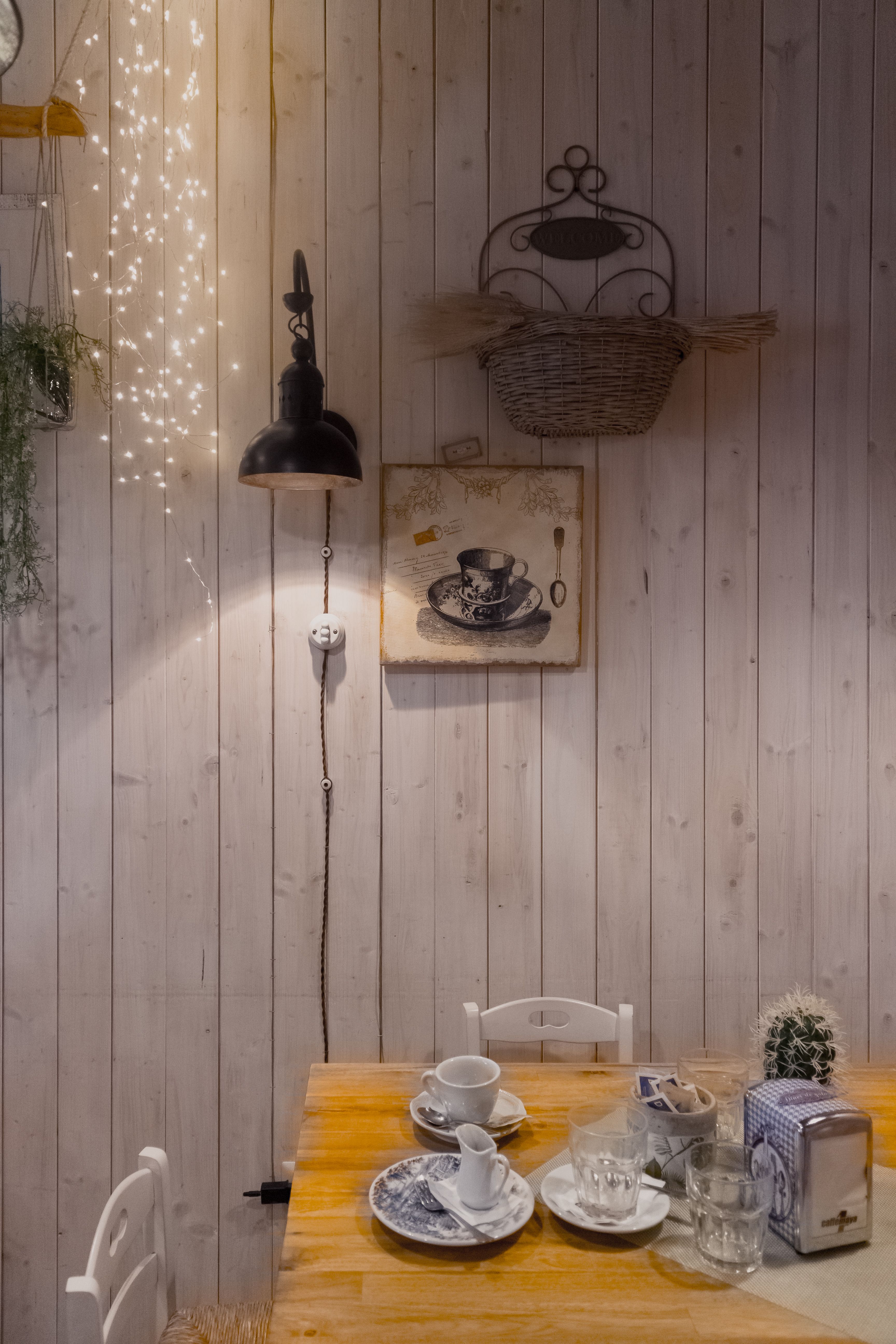 Table near Decorated Wall · Free Stock Photo