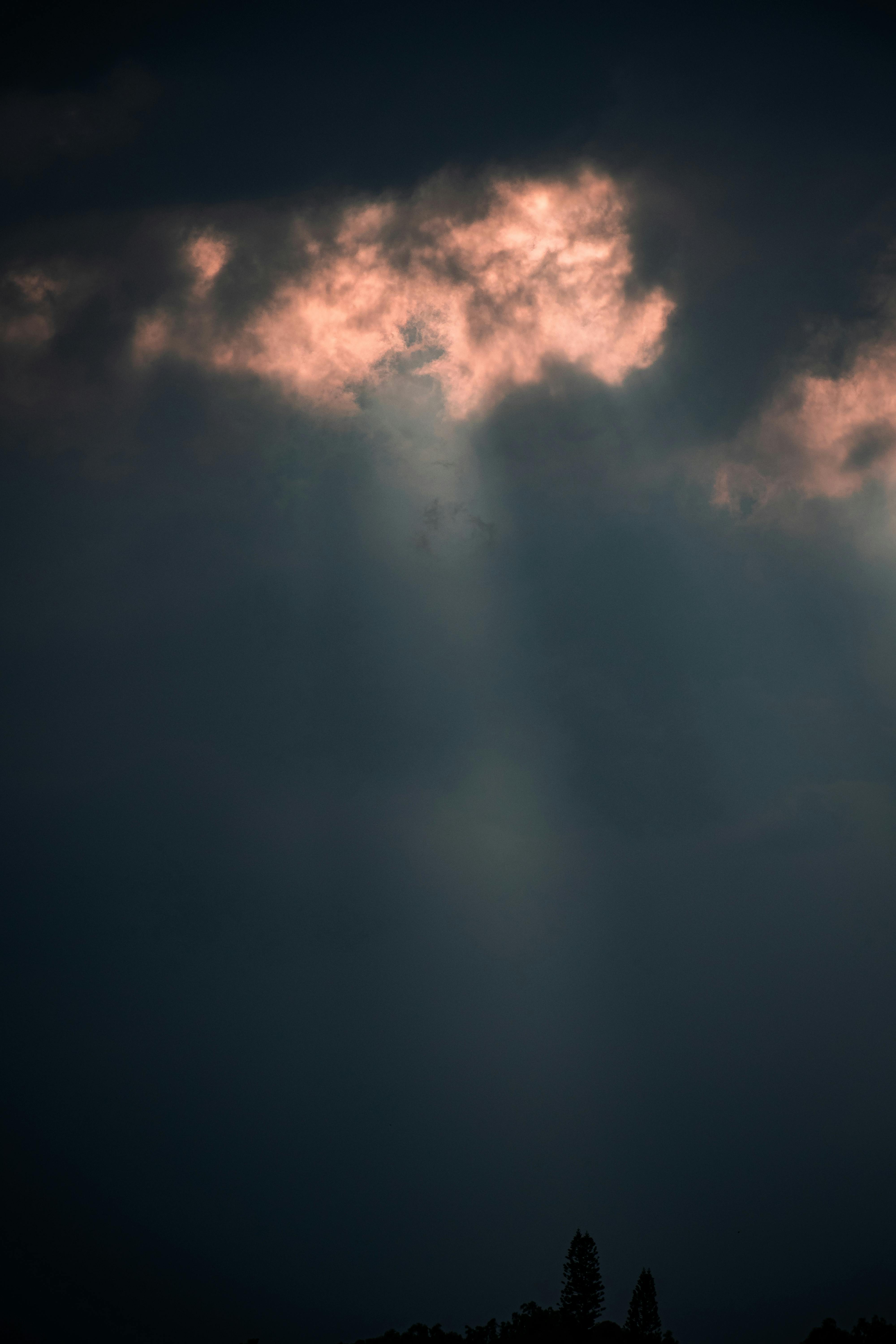 Light Beams Through Dark Sky Photos, Download The BEST Free Light Beams ...