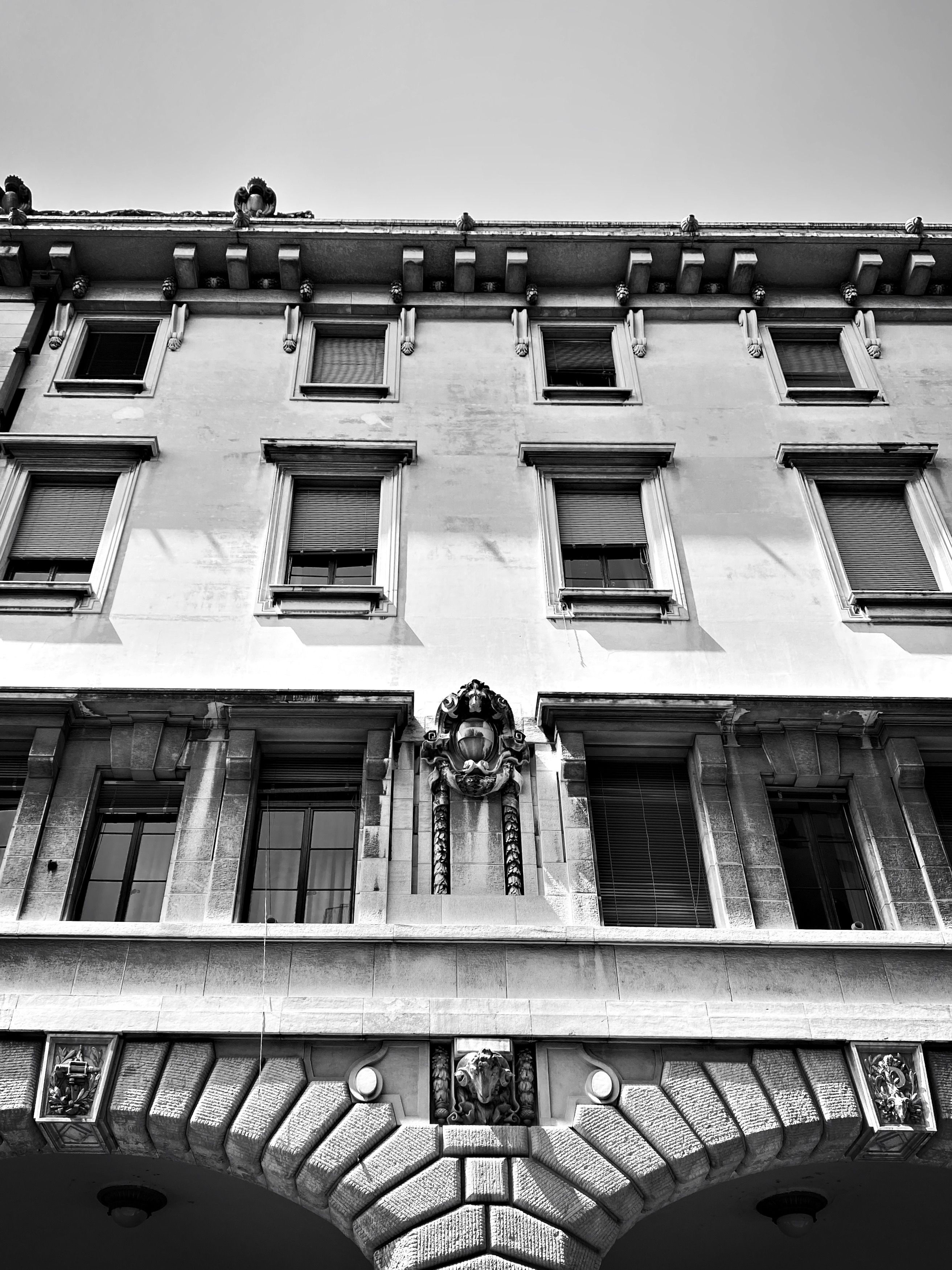 Low Angle Shot of a Building · Free Stock Photo