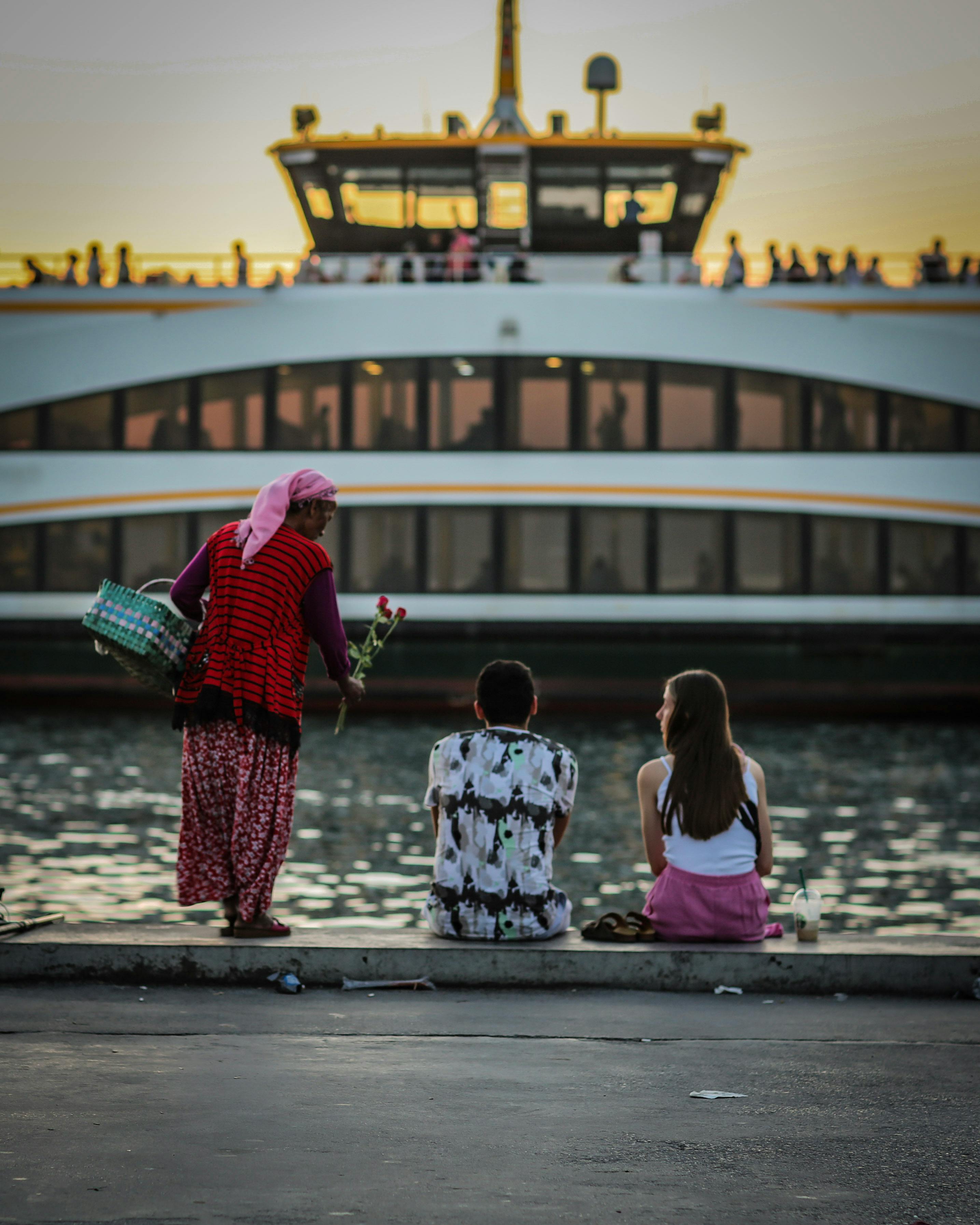 People on the Seaside · Free Stock Photo