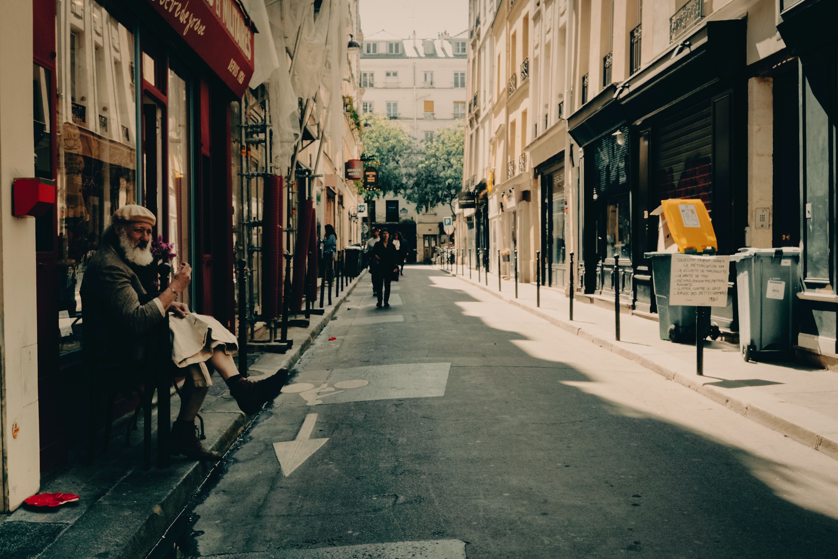 People Paris Photos, Download Free People Paris Stock Photos & HD Images