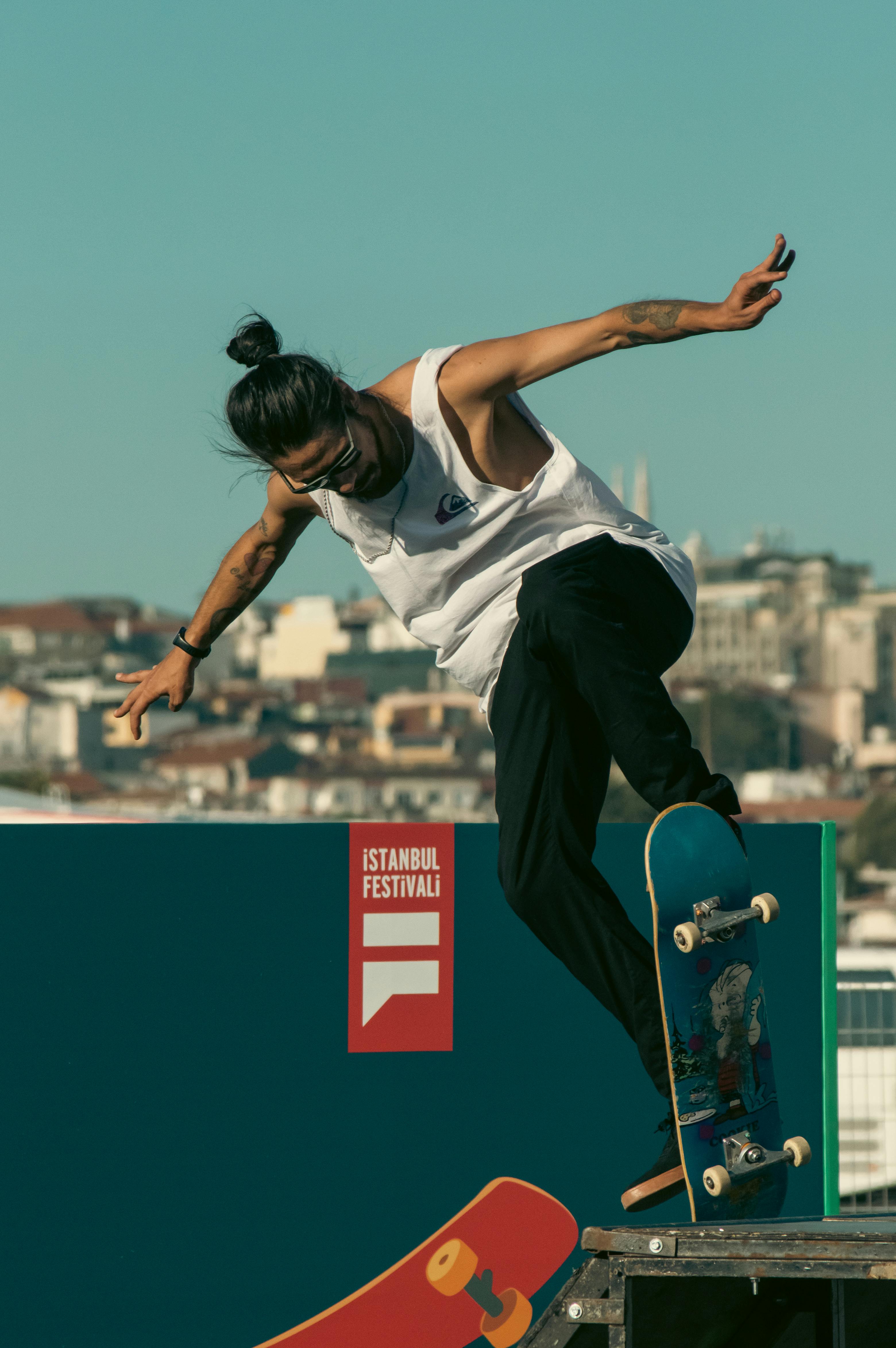 Foto profissional gratuita de ação, acrobacia, andar de esqueite, ao ar ...