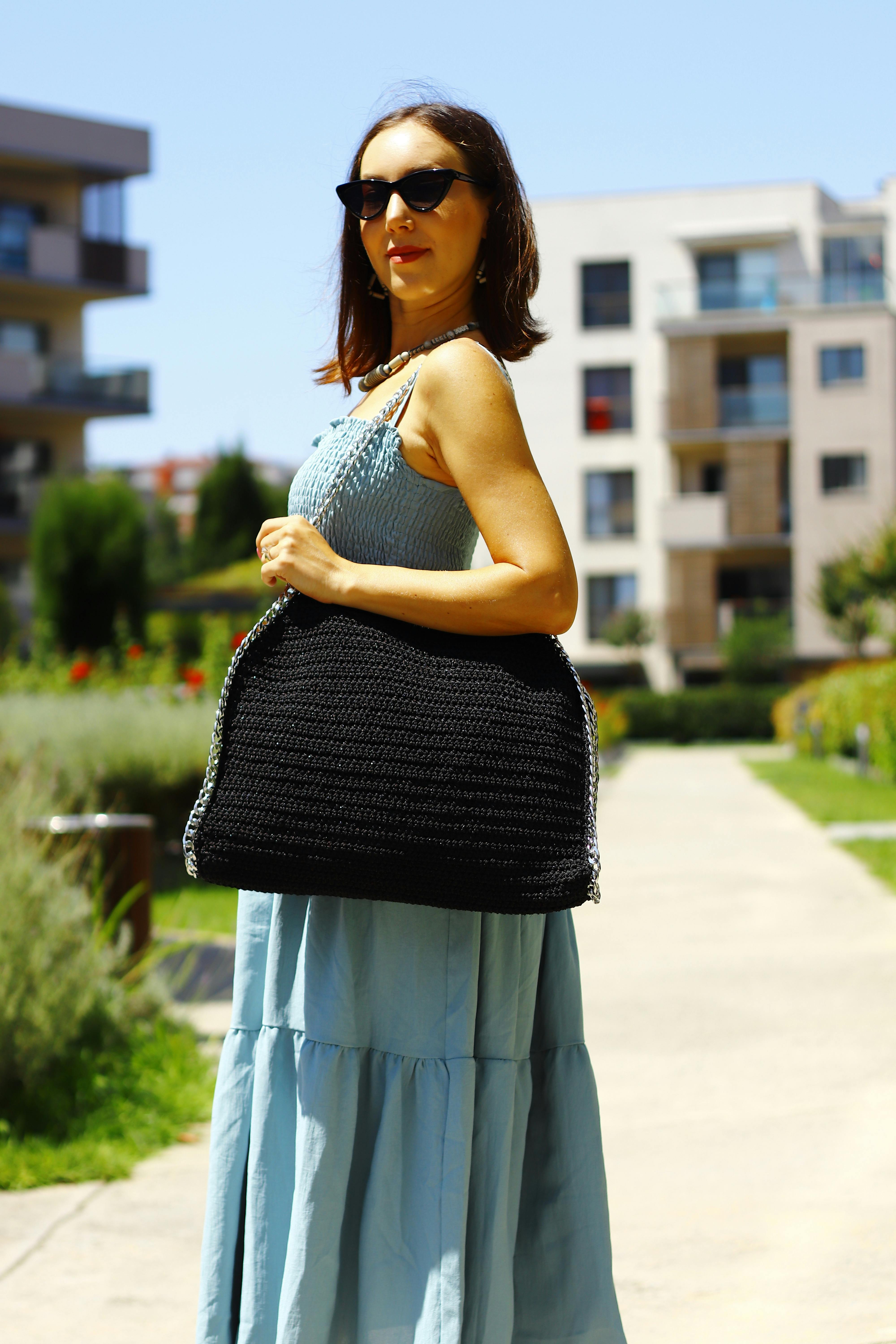 Close-Up Shot of Person Carrying a Bag · Free Stock Photo