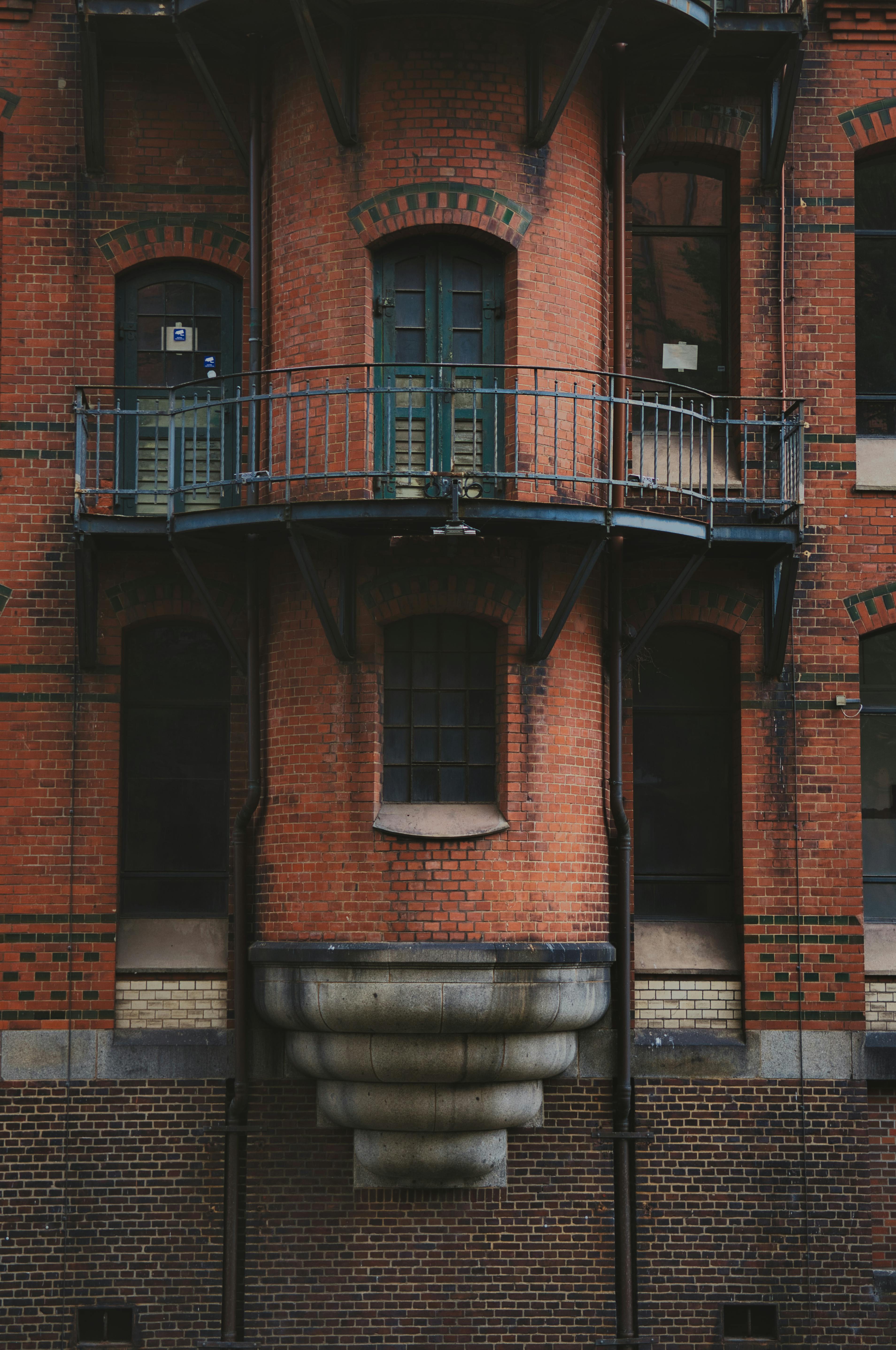 Brick building · Free Stock Photo