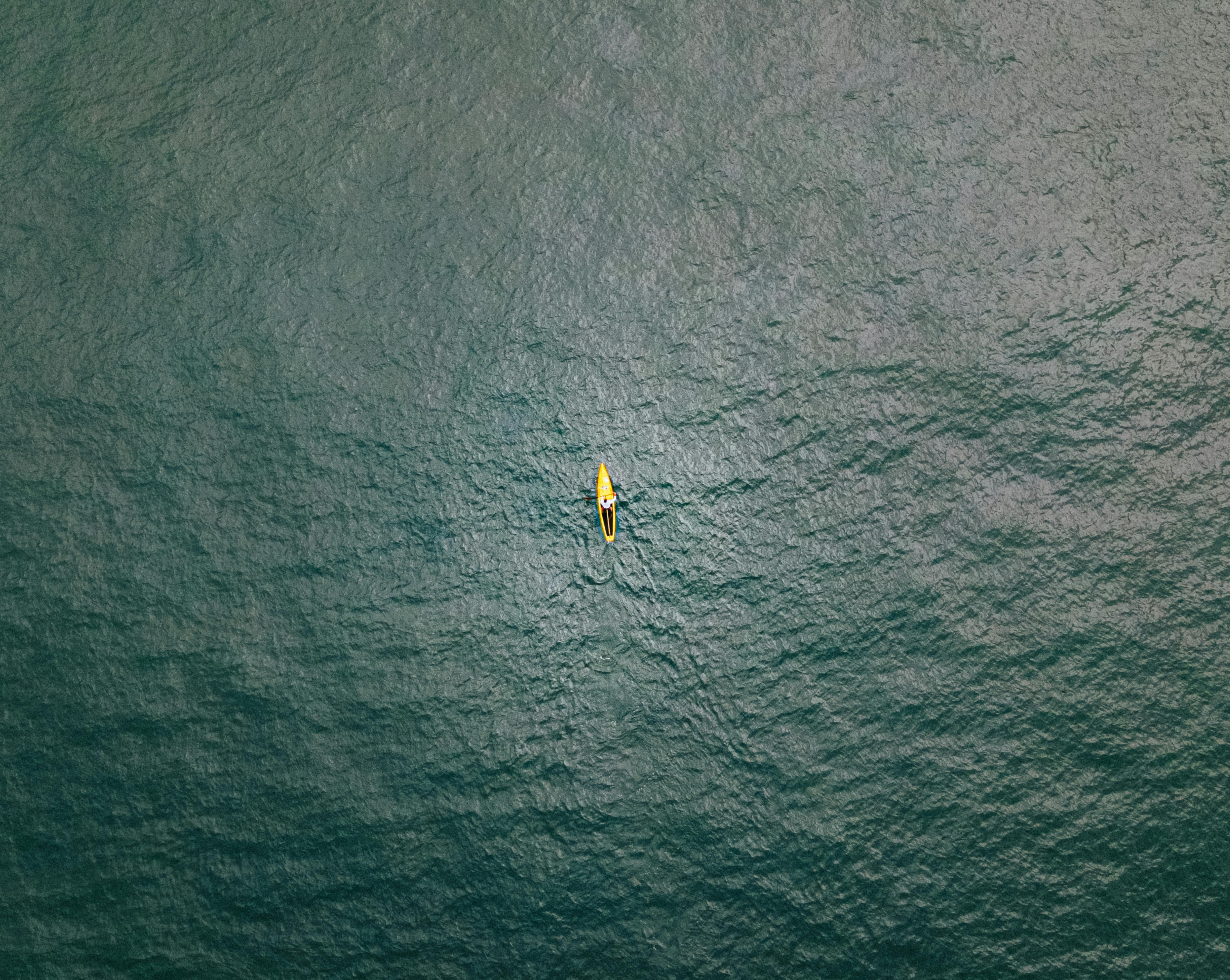 High Angle Shot of a Boat in the Sea · Free Stock Photo