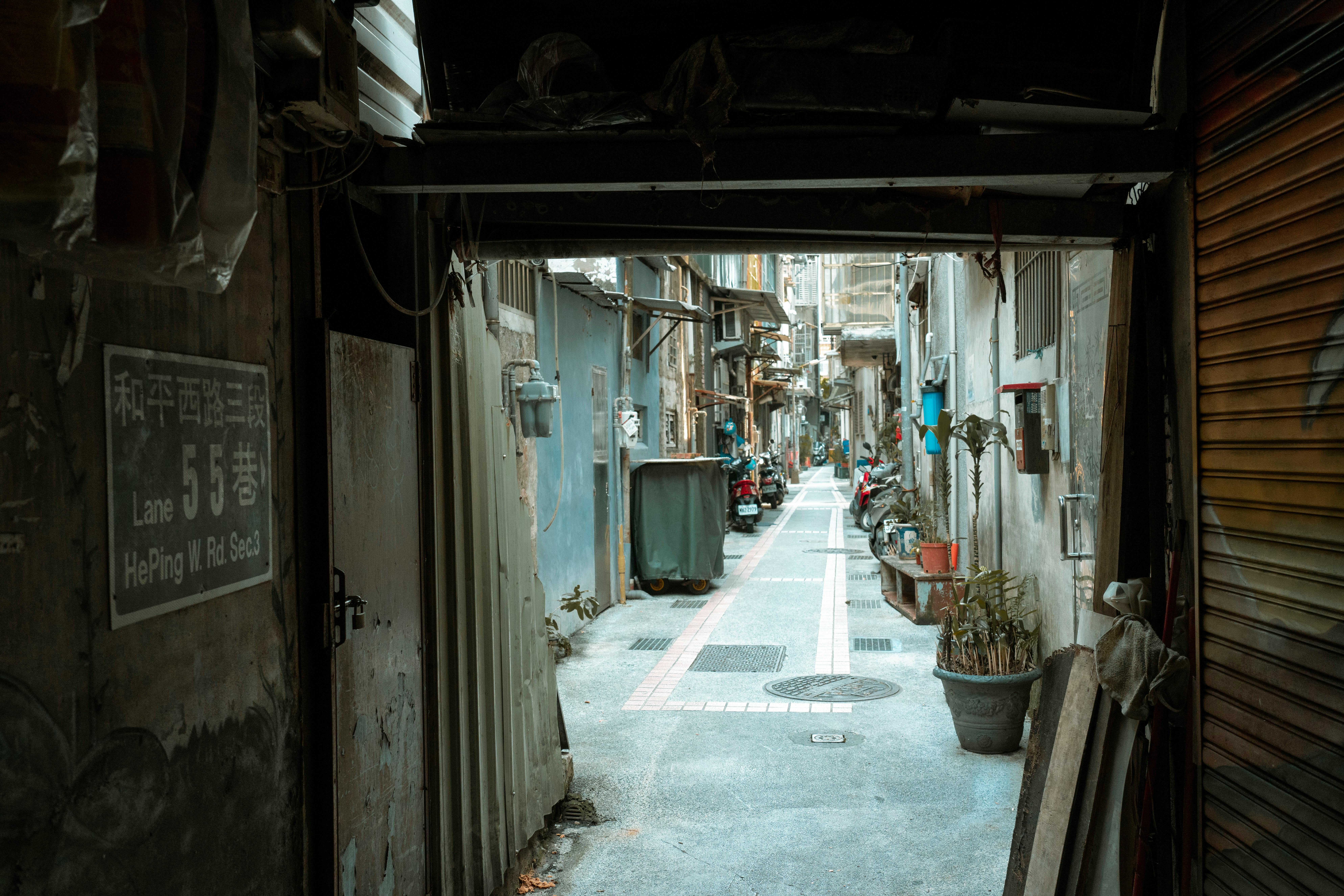 Alley in Between Houses · Free Stock Photo