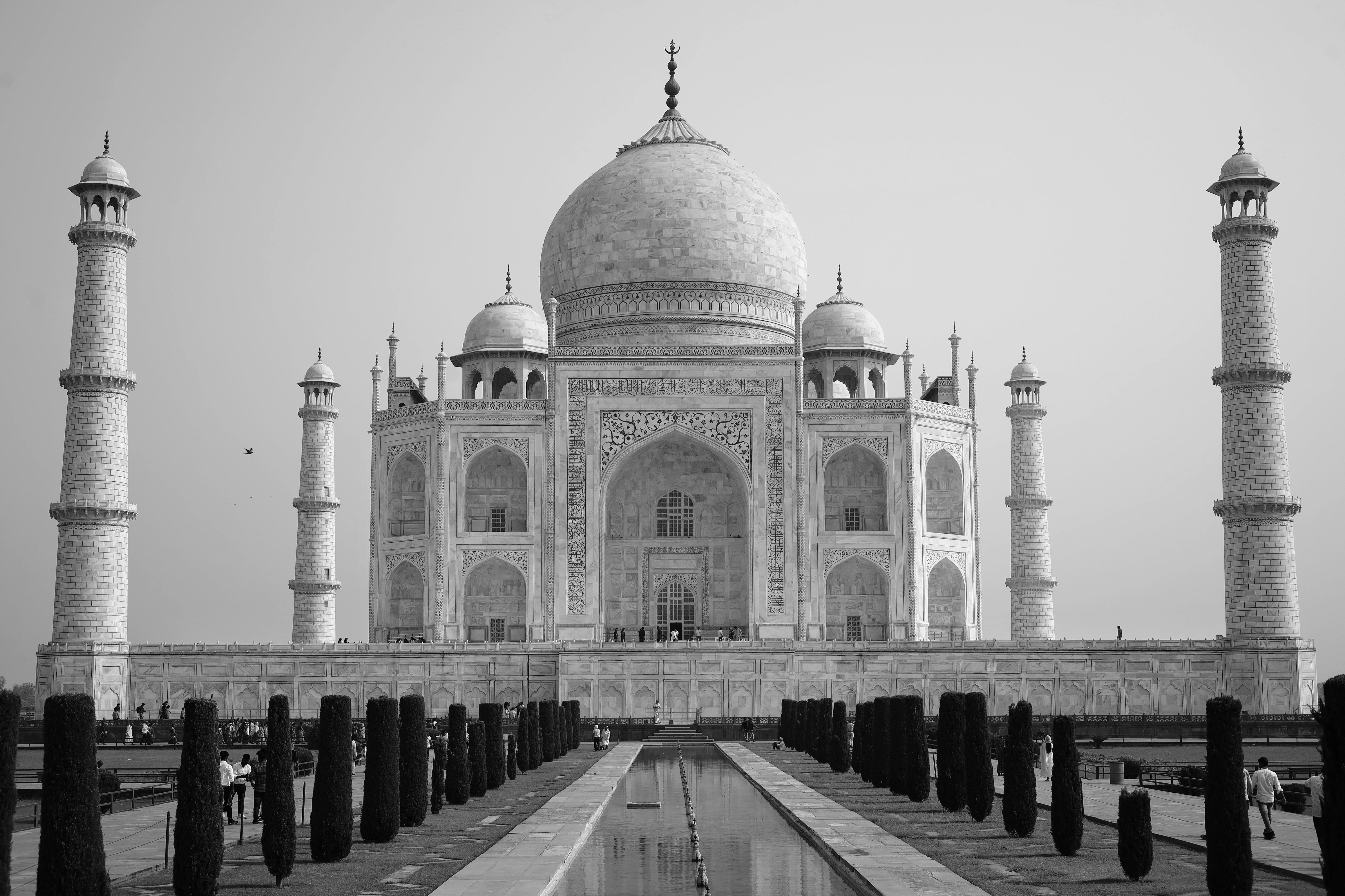 Grayscale Photo of an Ancient Taj Mahal Temple in India · Free Stock Photo