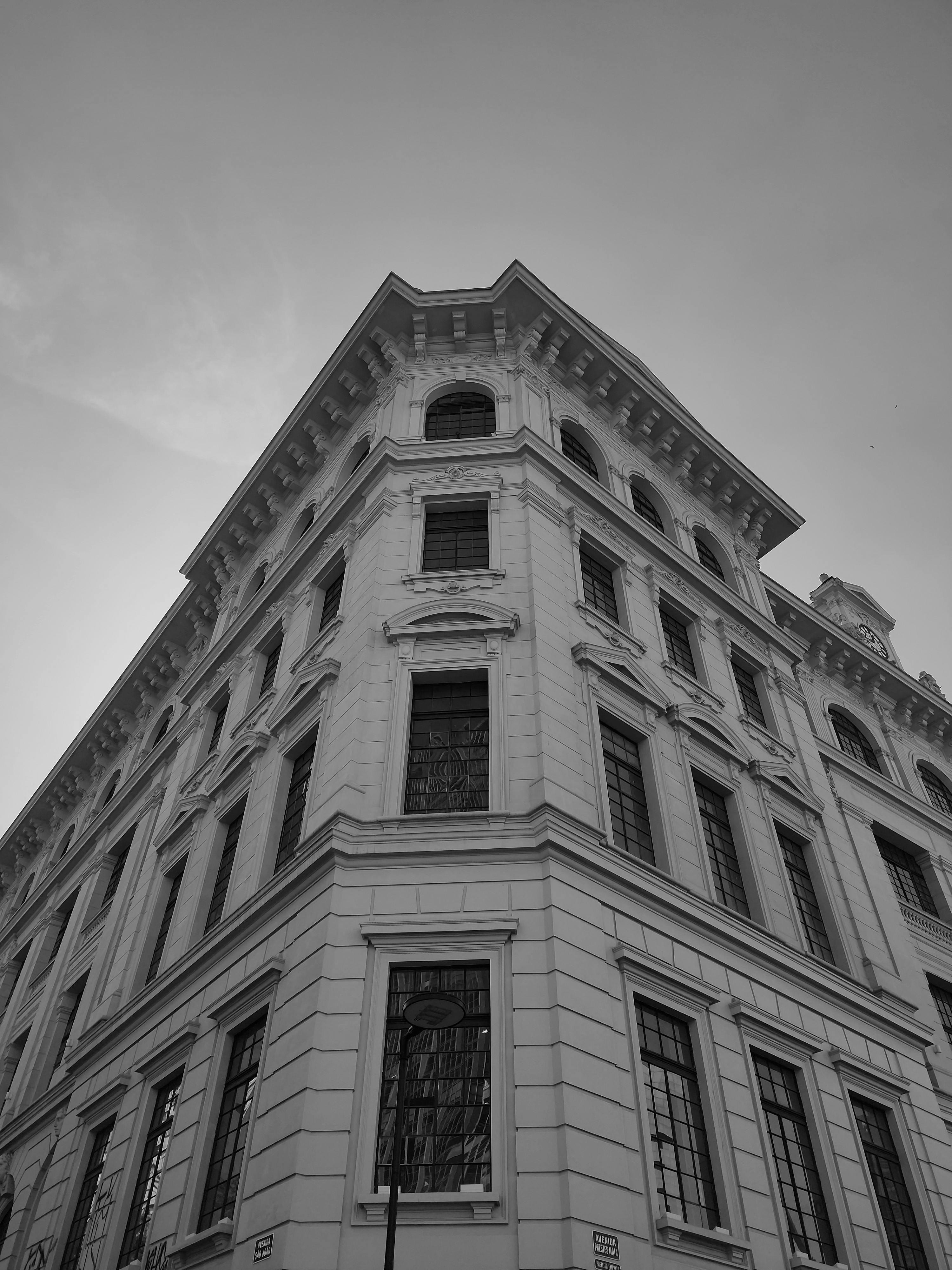 Grayscale Photo of a Building · Free Stock Photo