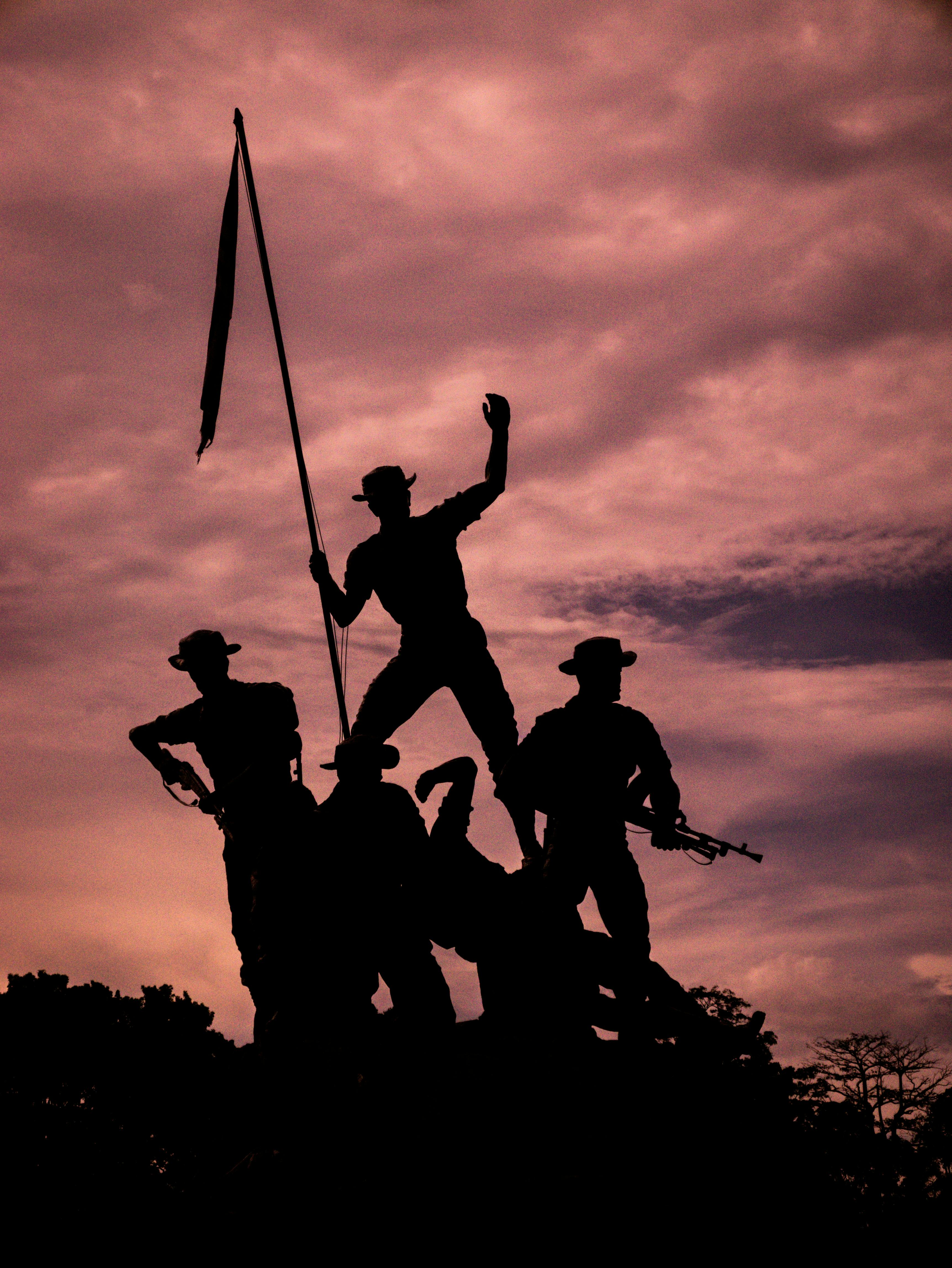 Silhouette of Statues on the Street · Free Stock Photo