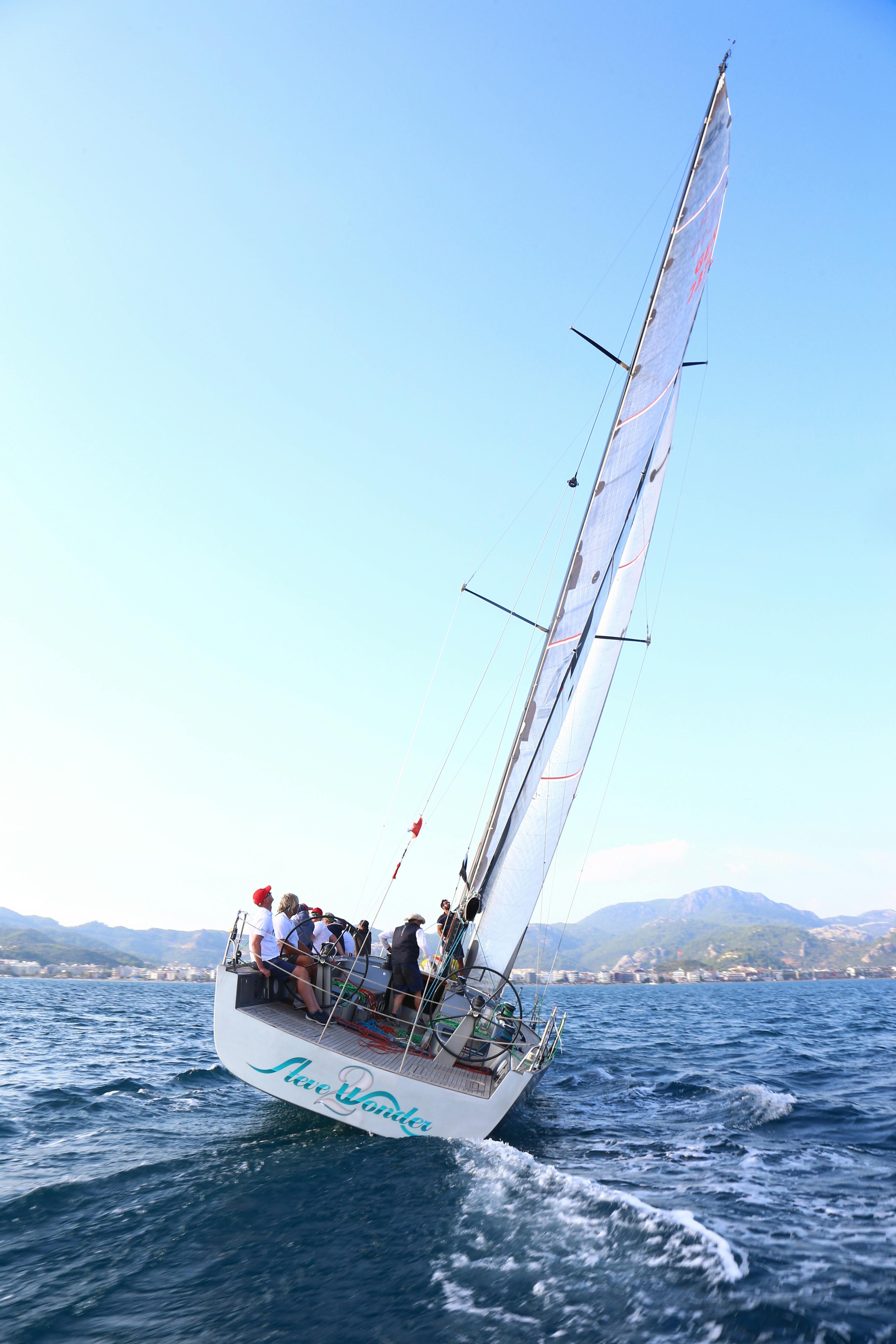 People on Sailboat on Sea · Free Stock Photo