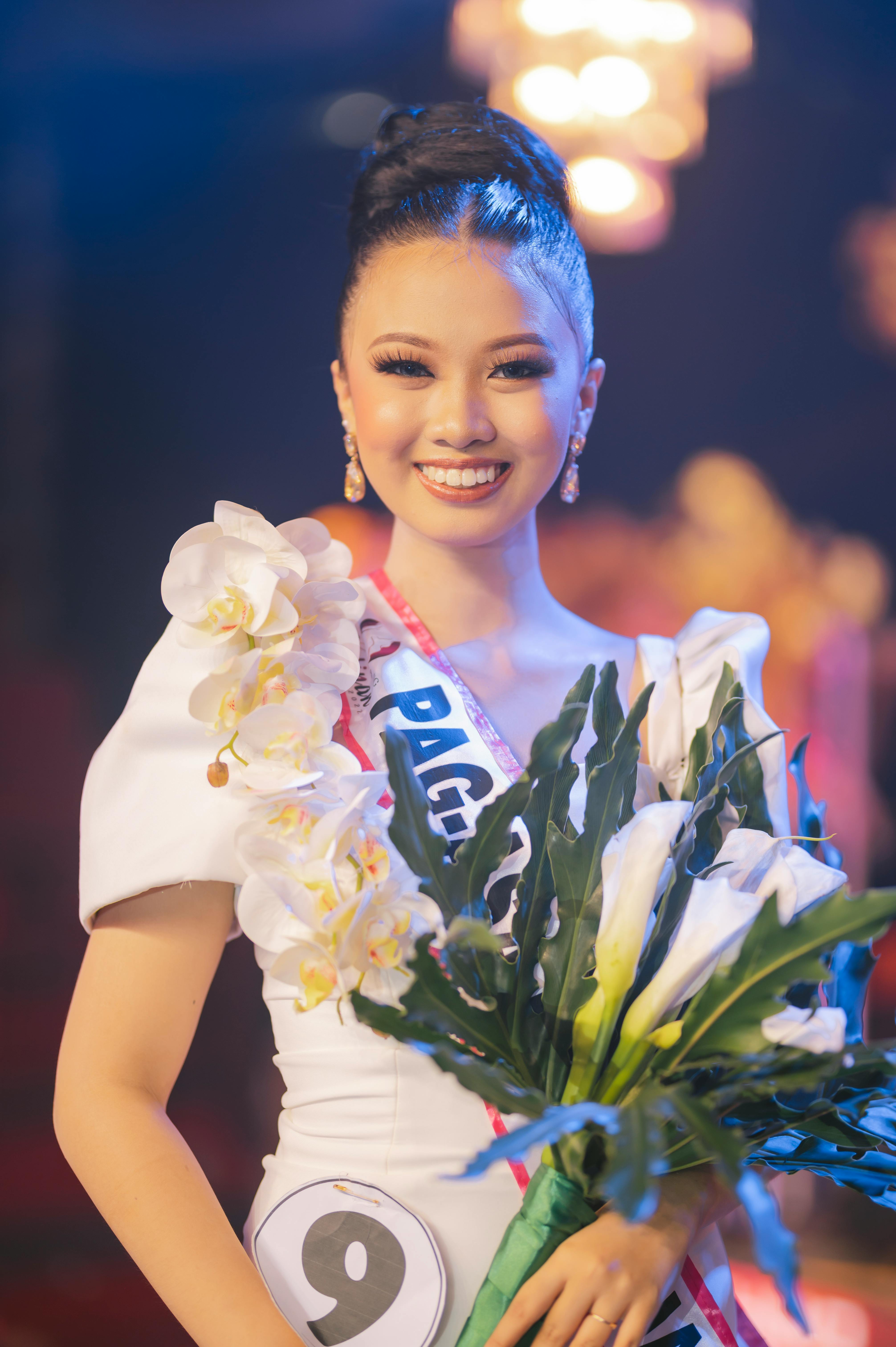Beauty Queen Holding a Flower · Free Stock Photo
