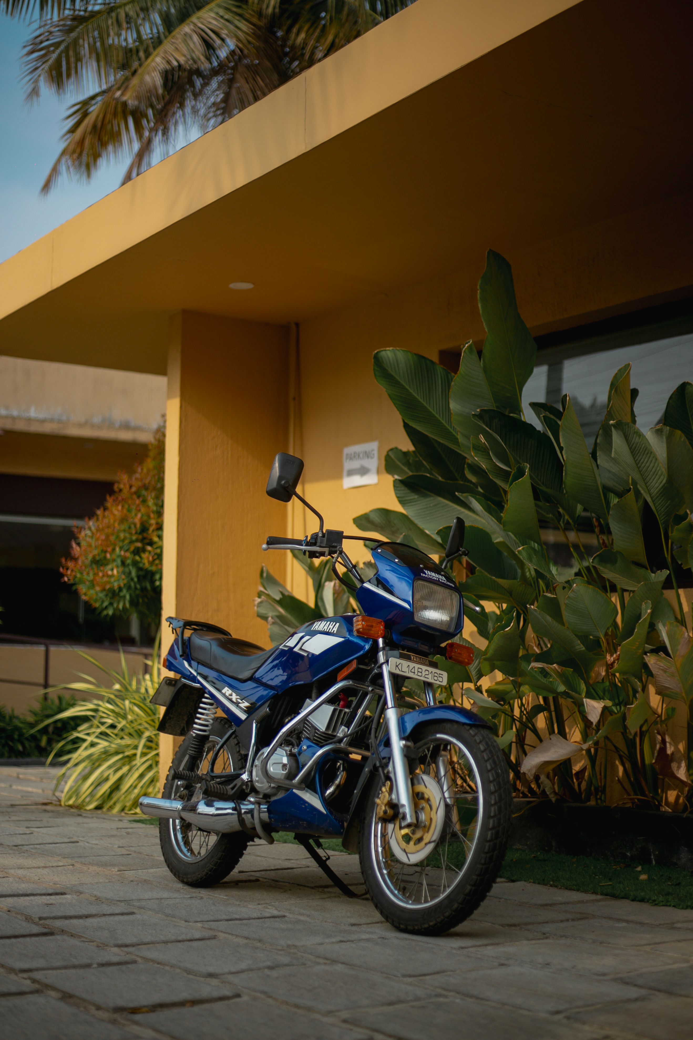 Photograph of a Blue Motorcycle · Free Stock Photo