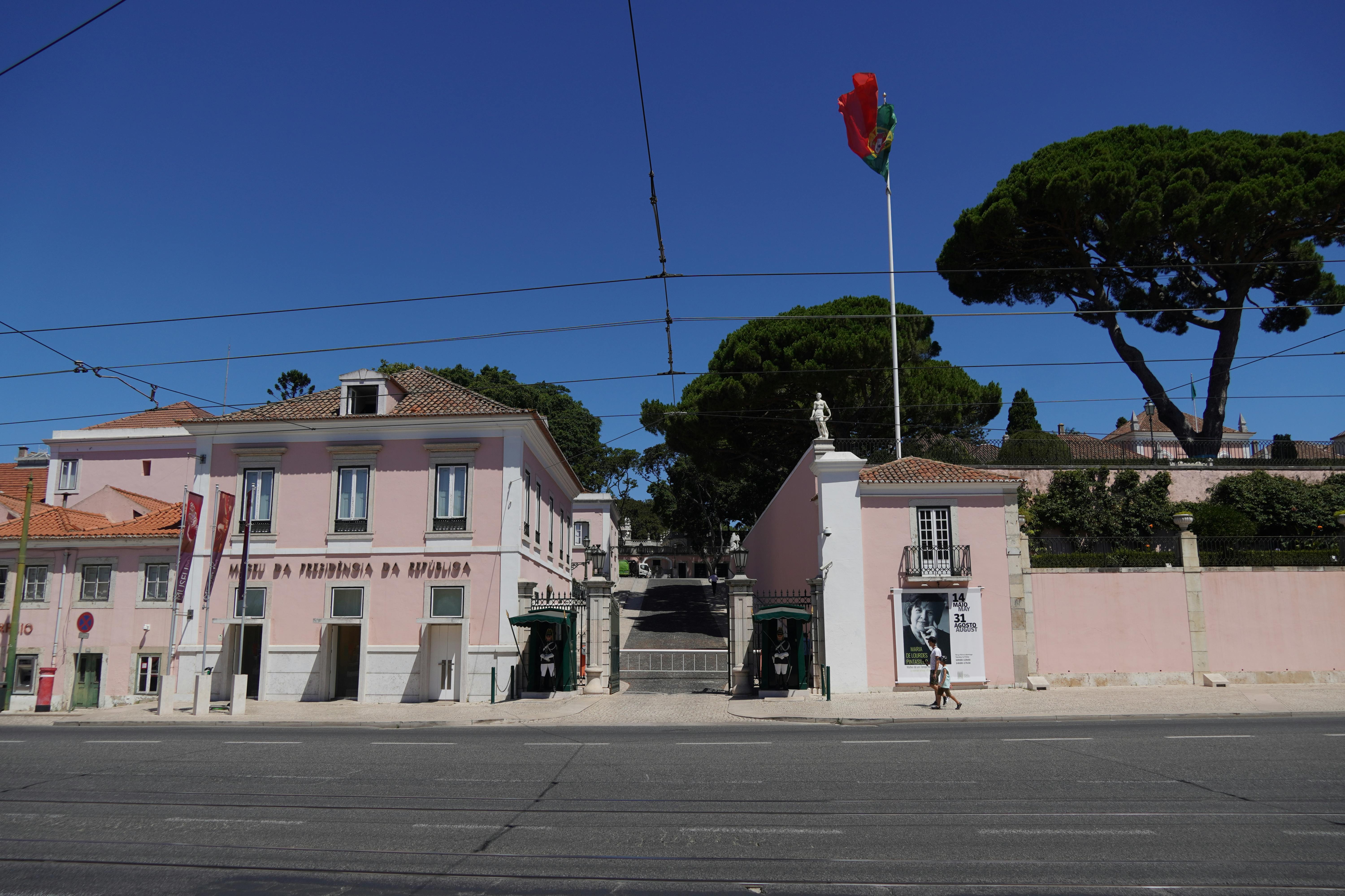 Building on City Street with Flag · Free Stock Photo